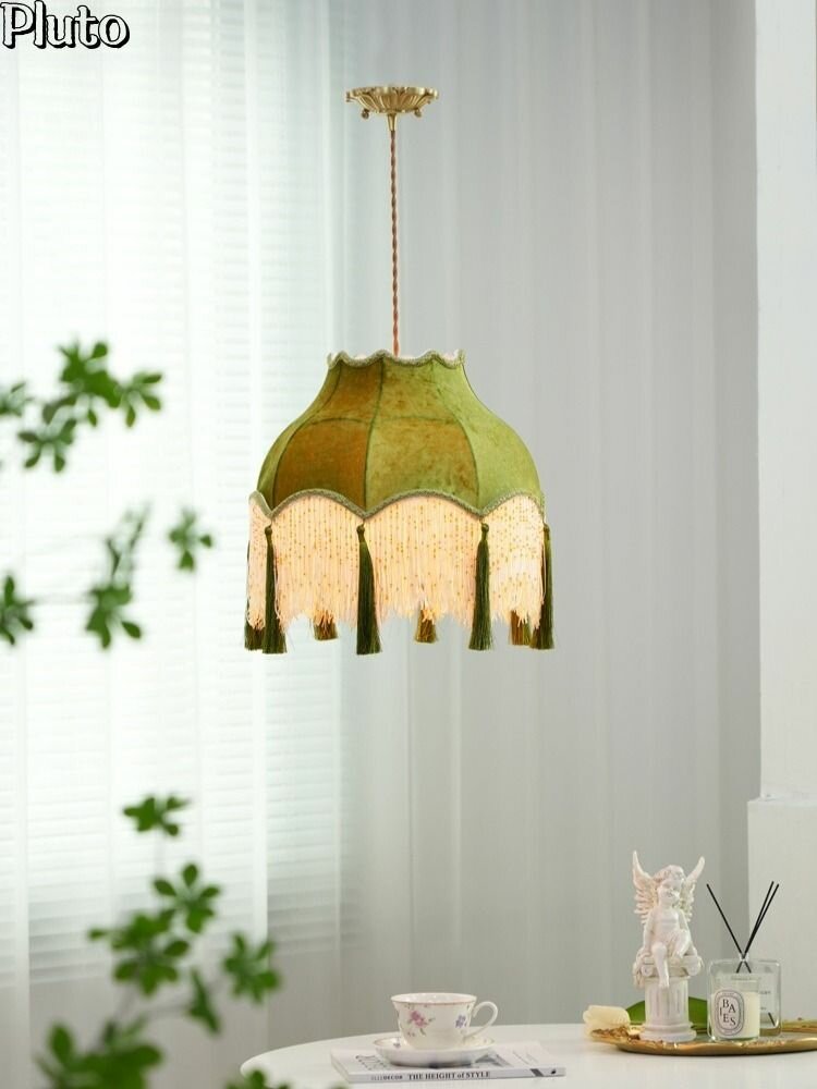 Люстра с кисточками из зеленой ткани в стиле ретро
