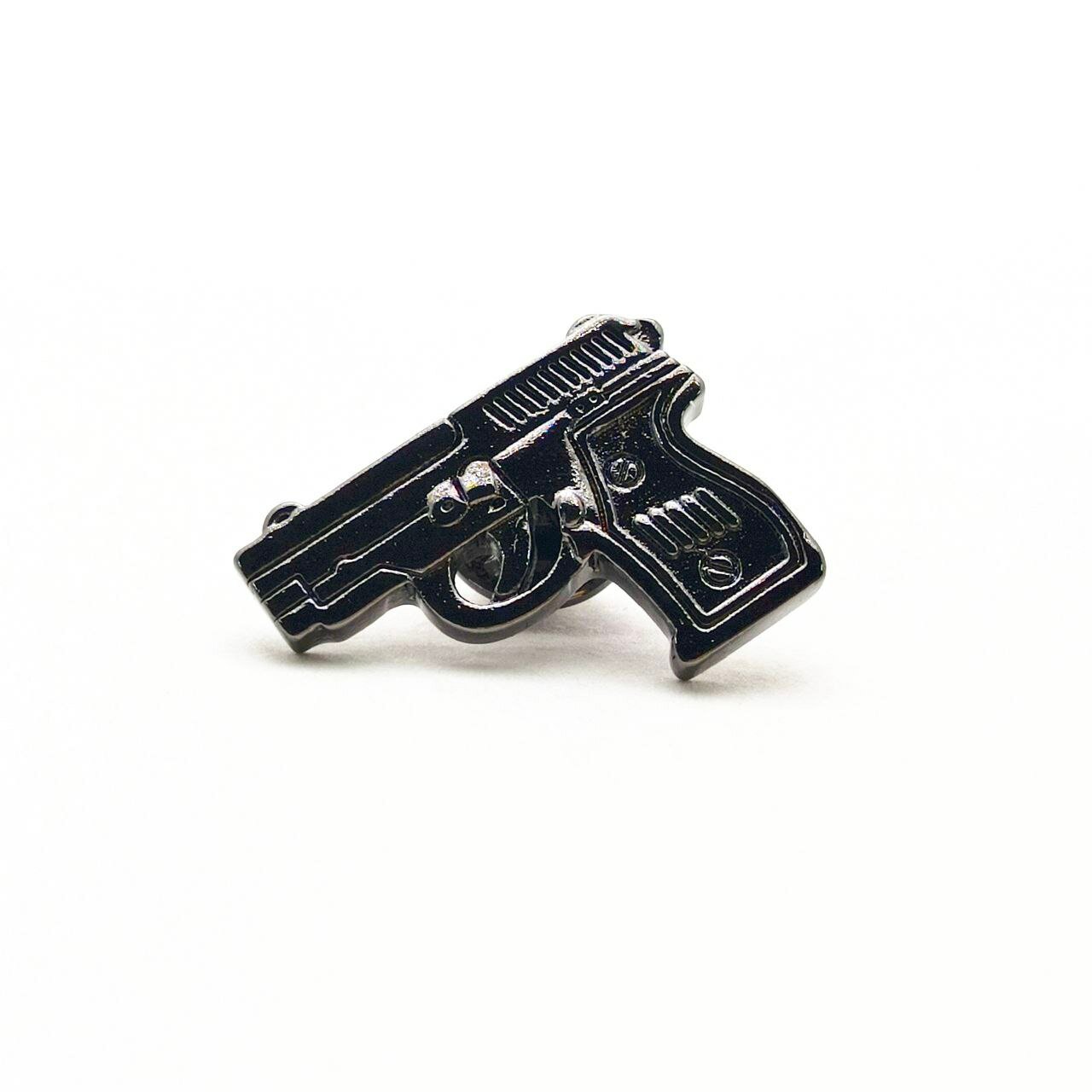 Значок на рюкзаки , одежду и кепки "Пистолет"/ Премиум линейка значков