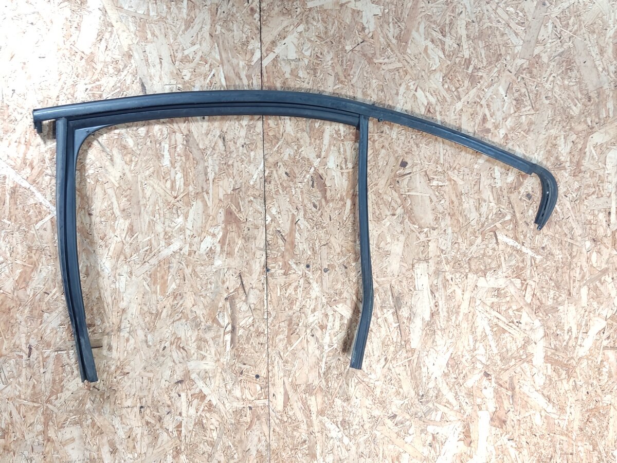 Уплотнитель стекла двери зад. левый SKODA Octavia 2013-2020 8E5839431