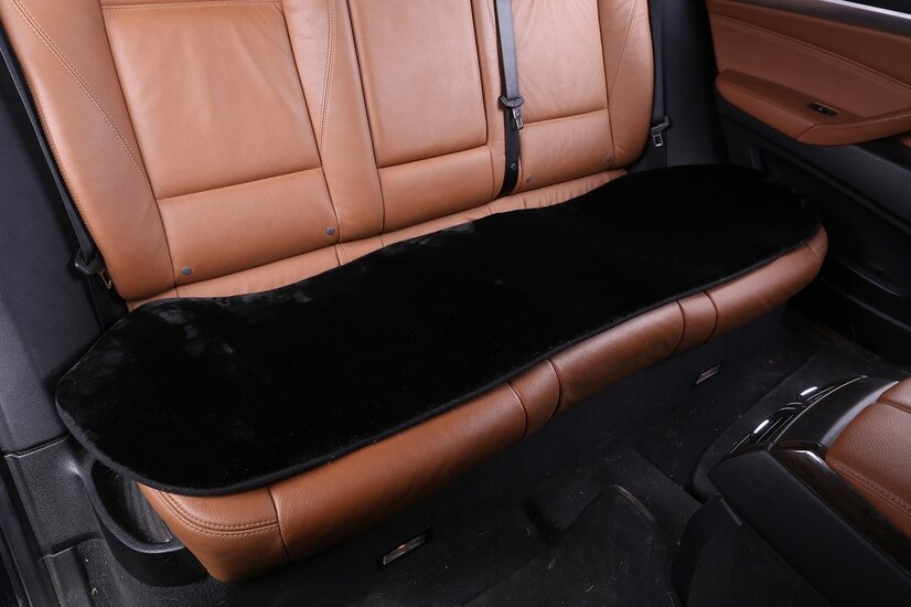 Квадраты из искуственного меха на сиденья автомобиля. Короткий ворс (накидка только на заднее сиденье). Черный