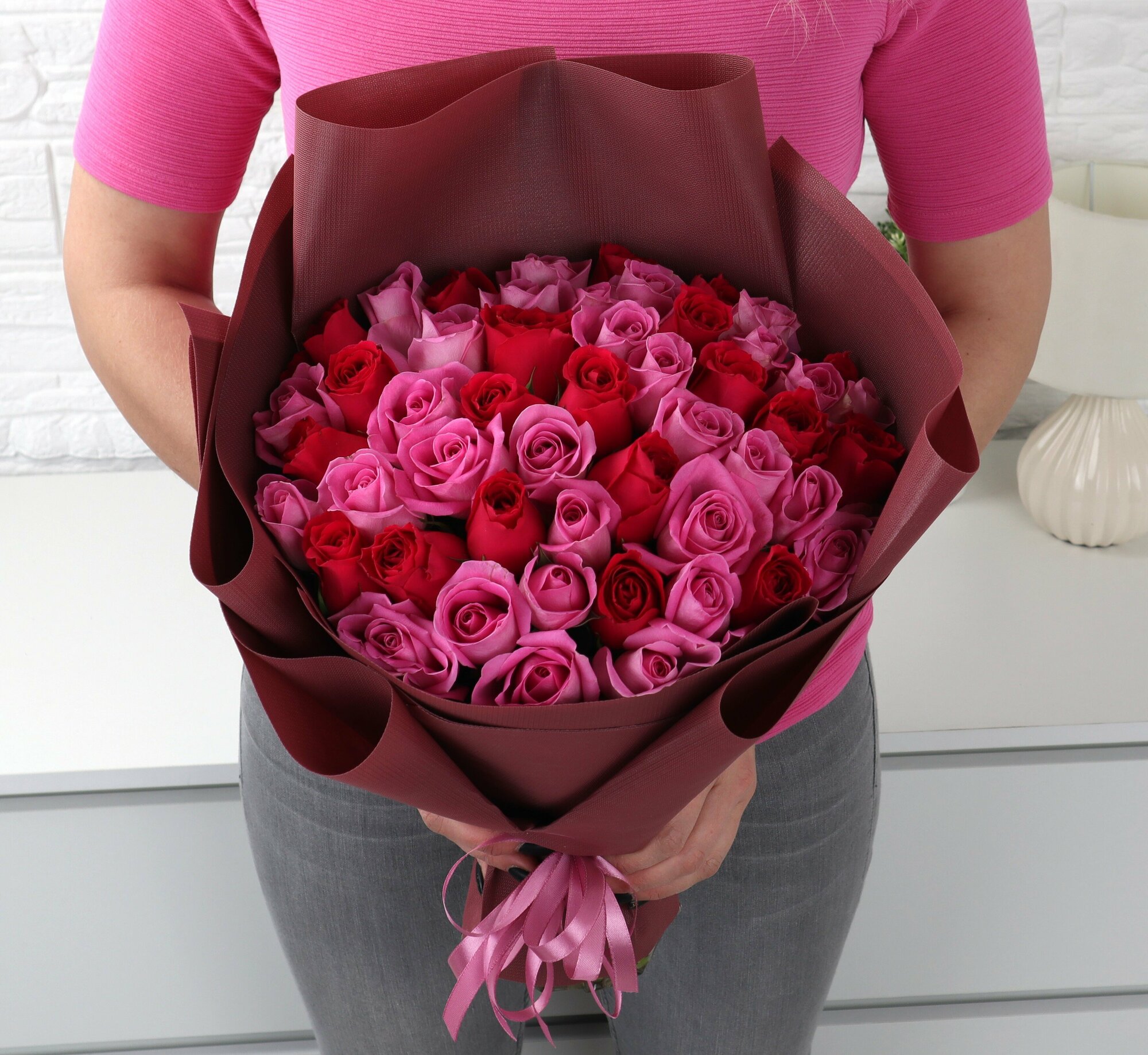 Букет THE FLOREAL, 51 роза, высота 40 см, упаковка, атласная лента