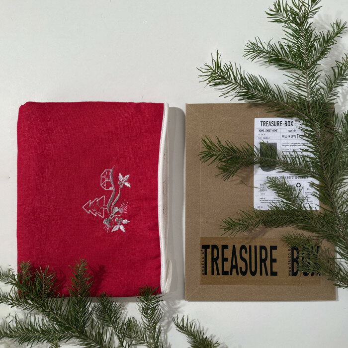 Грелка на чайник красная новогодняя с вышивкой из 100% льна, ID: 13C425/1