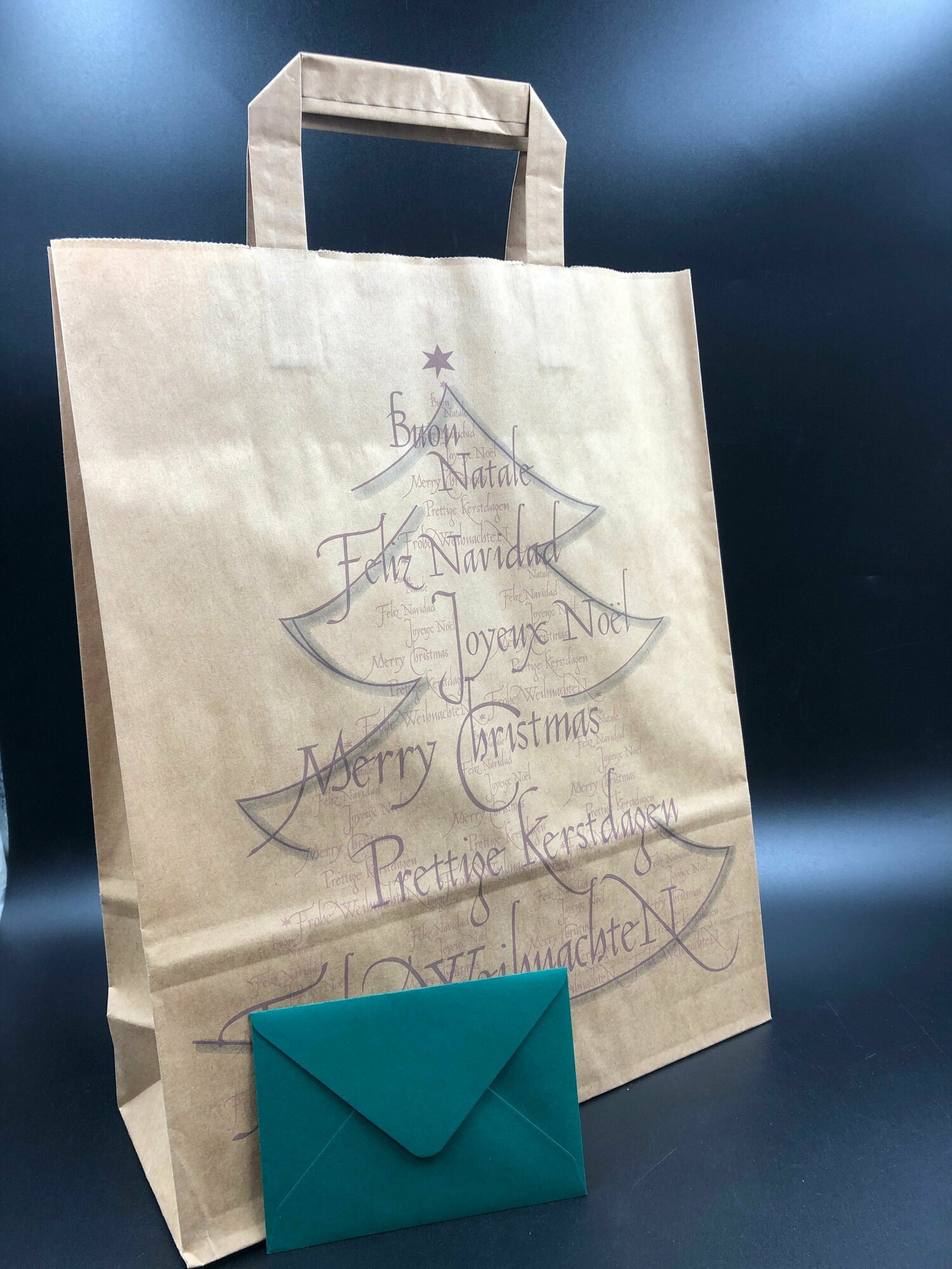 Пакет + конверт Новогодний по 25 шт. Topcraft Ёлка, крафт пакет 260х330х100 мм арт.82, конверт под визитку 78х110 мм Burano Английский зеленый дизайнерский с треугольным клапаном