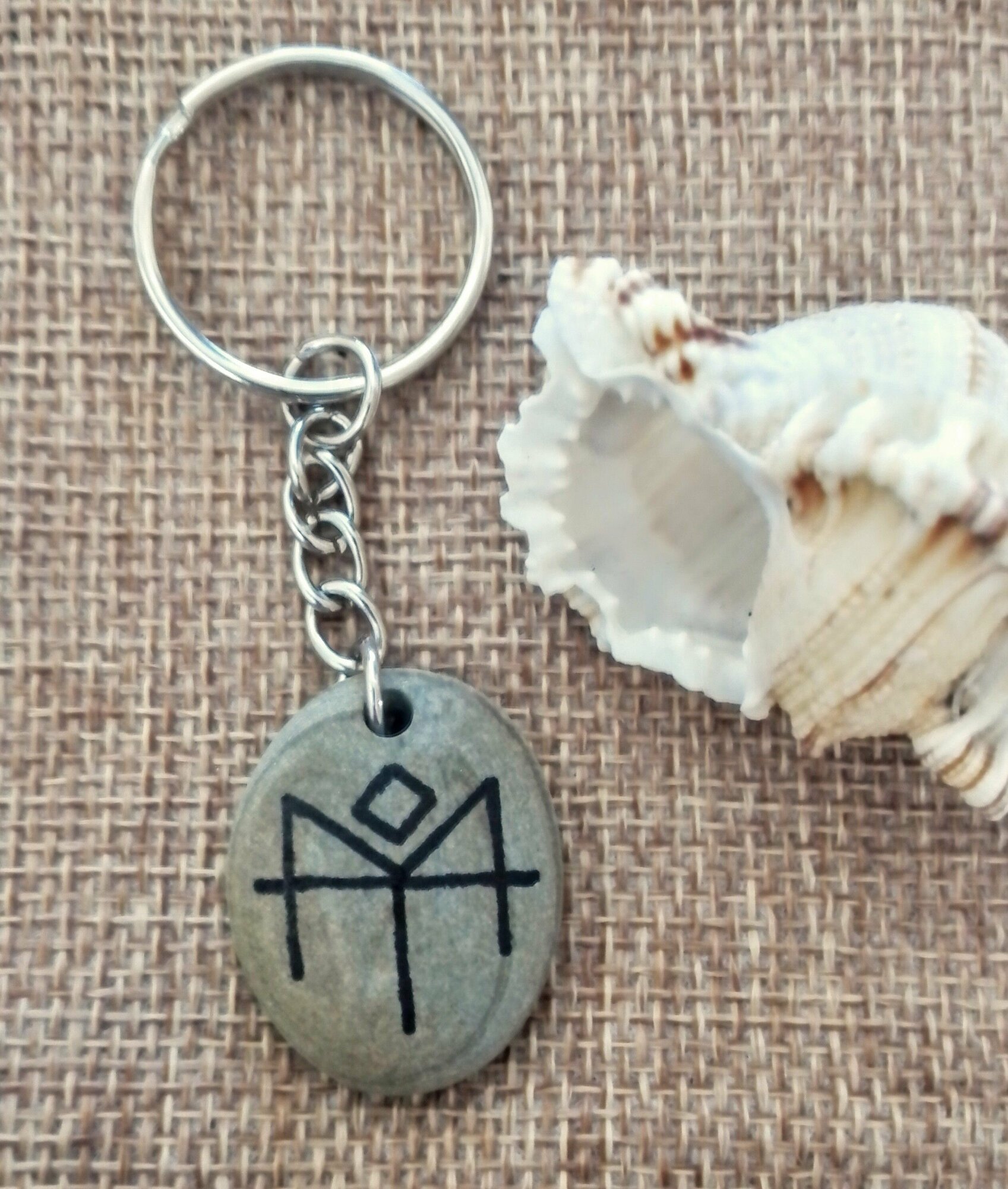 Оберег Даждьбог. Изобилие. Брелок из натурального камня с гравировкой.