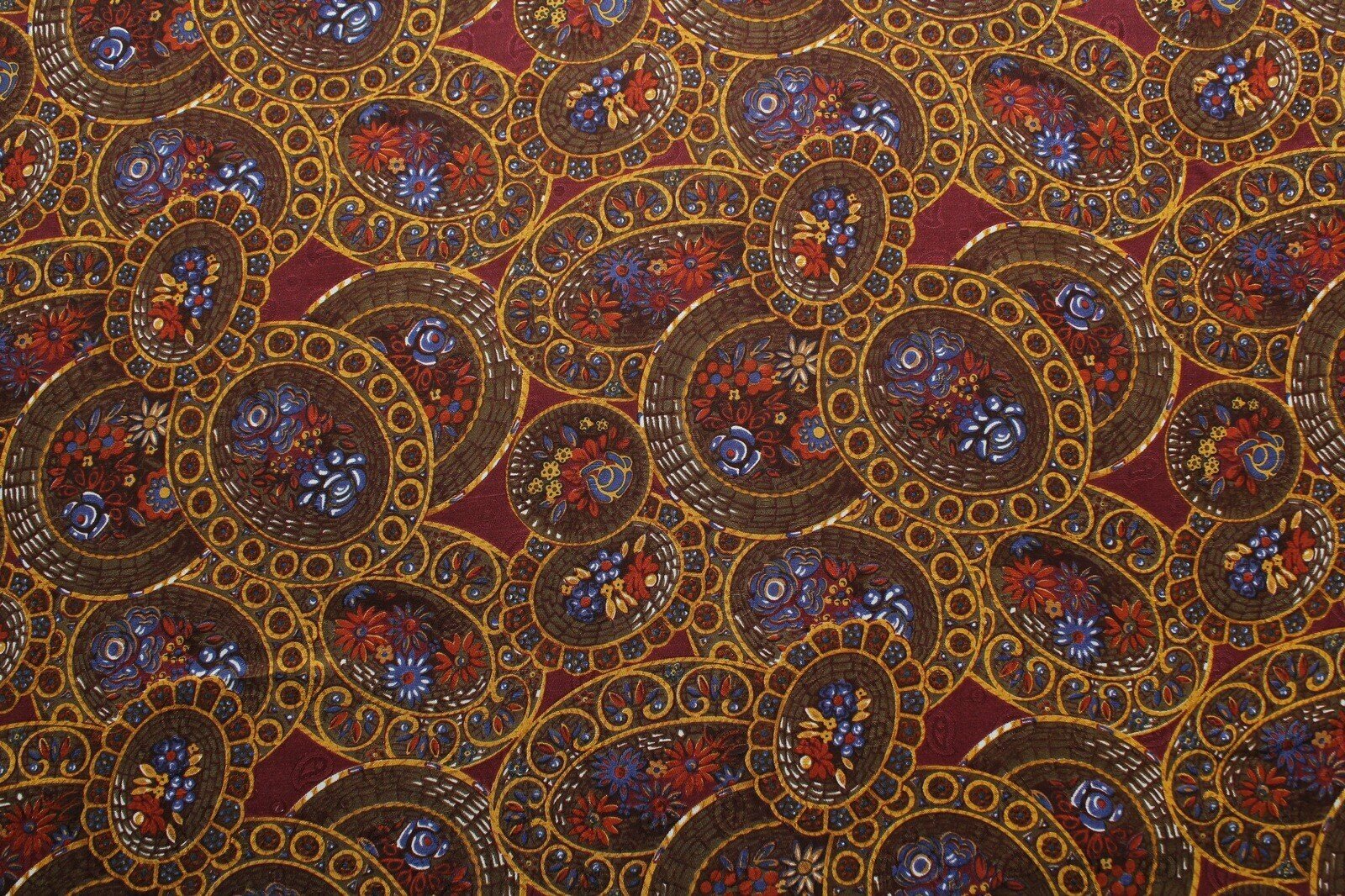 Ткань Шёлк-жаккард с узором розеток в оливково-коричневой гамме с сине-фиолетовыми цветочками, ш102см, 0,5 м