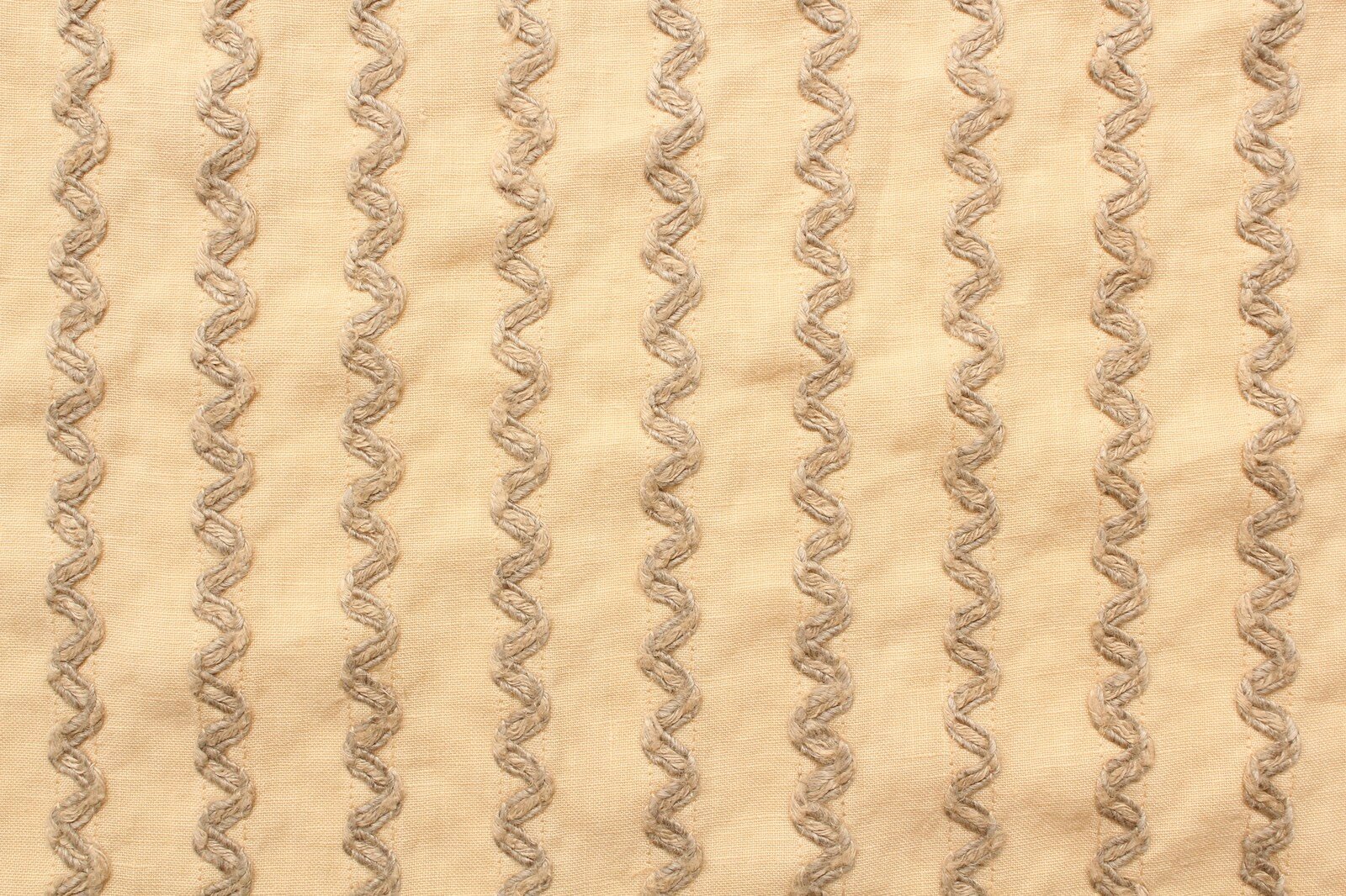 Ткань Лён жёлто-бежевый с аппликацией шнуром (вьюнчиком) 0,5 м