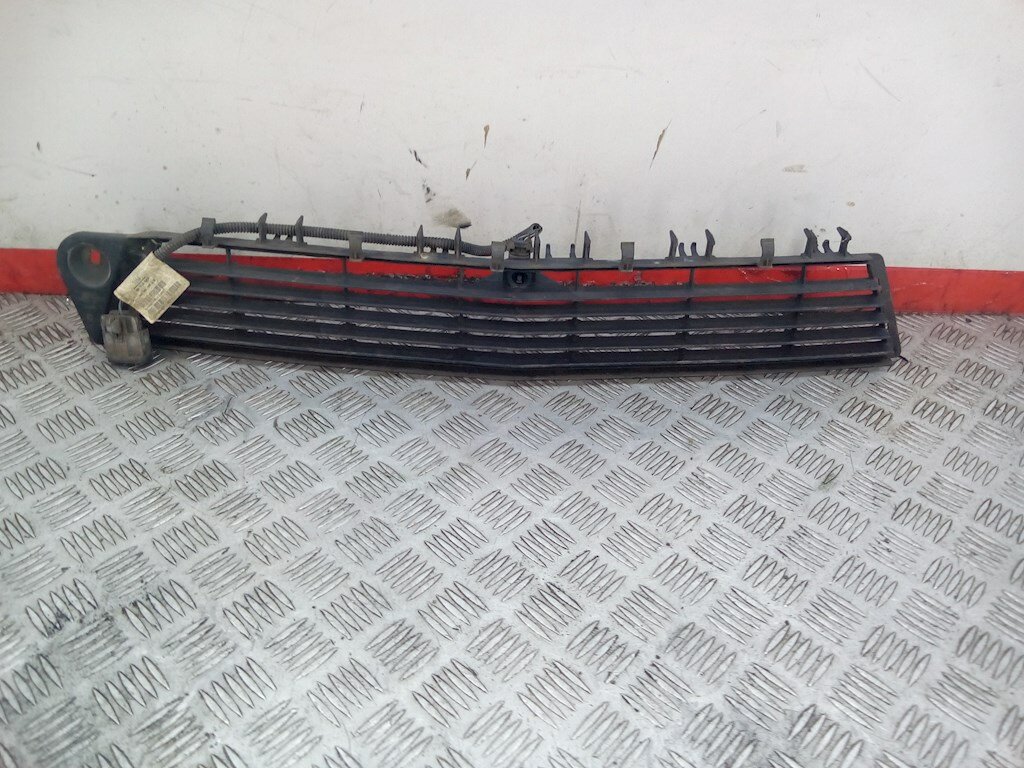 Решетка (заглушка) в бампер центральная Opel Vectra C 24440605 арт. 526384