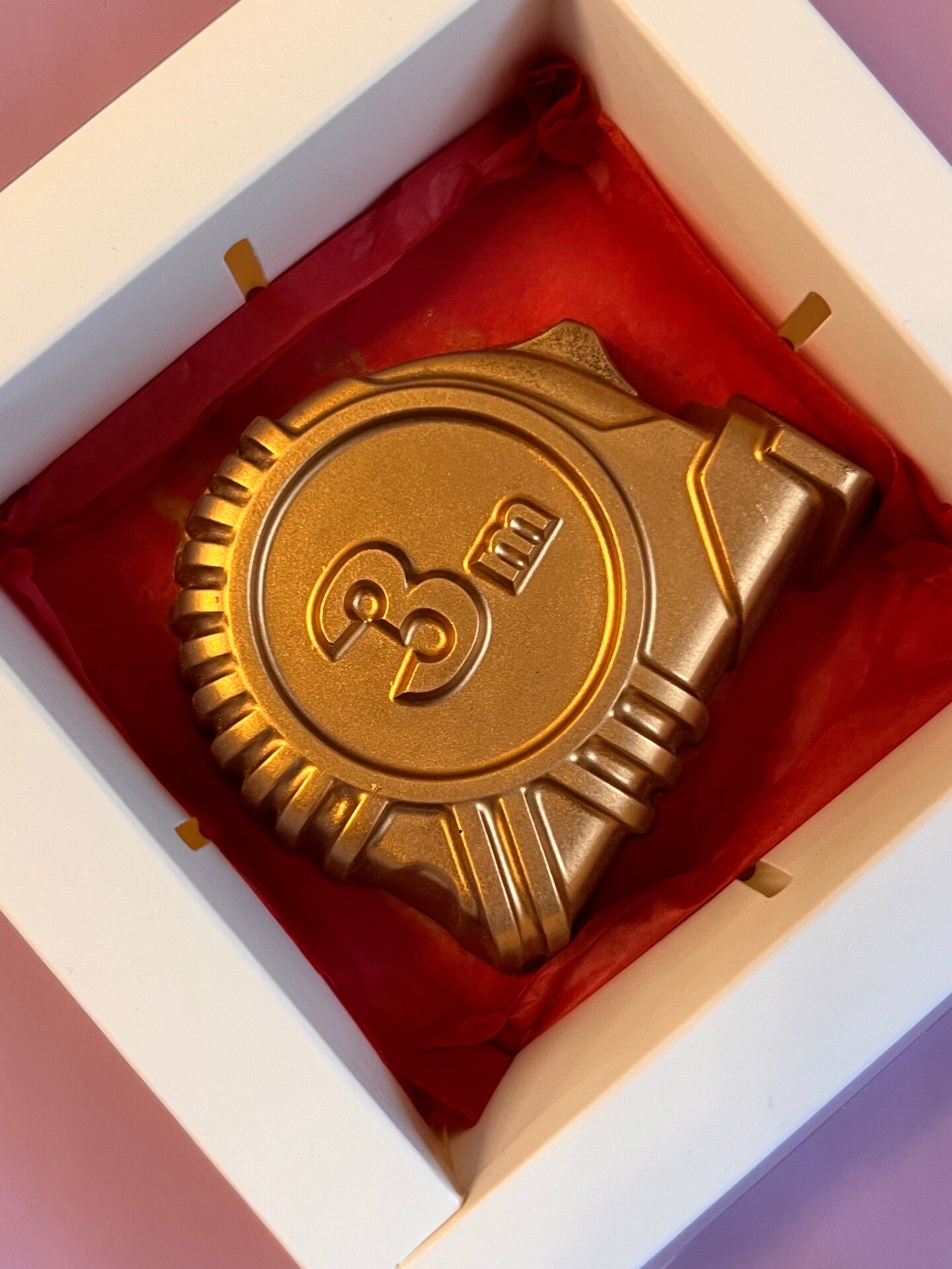 Шоколадные строительные инструменты - рулетка, молочный шоколад, ручная работа