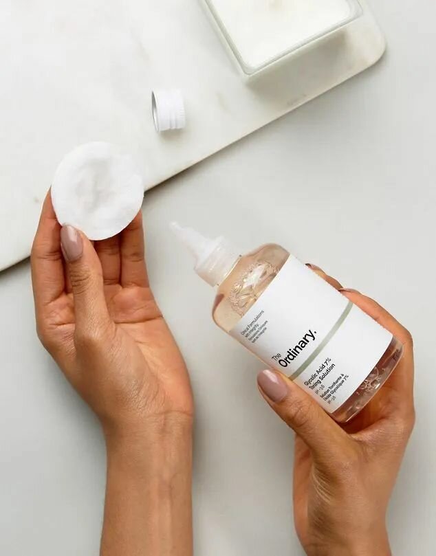 Веганский пилинг - тоник с 7% гликолевой кислоты The Ordinary Glycolic Acid 7% Toning Solution, 240ml мягко отшелушивает ороговевшие клетки и стимулирует процесс регенерации, делая кожу нежной