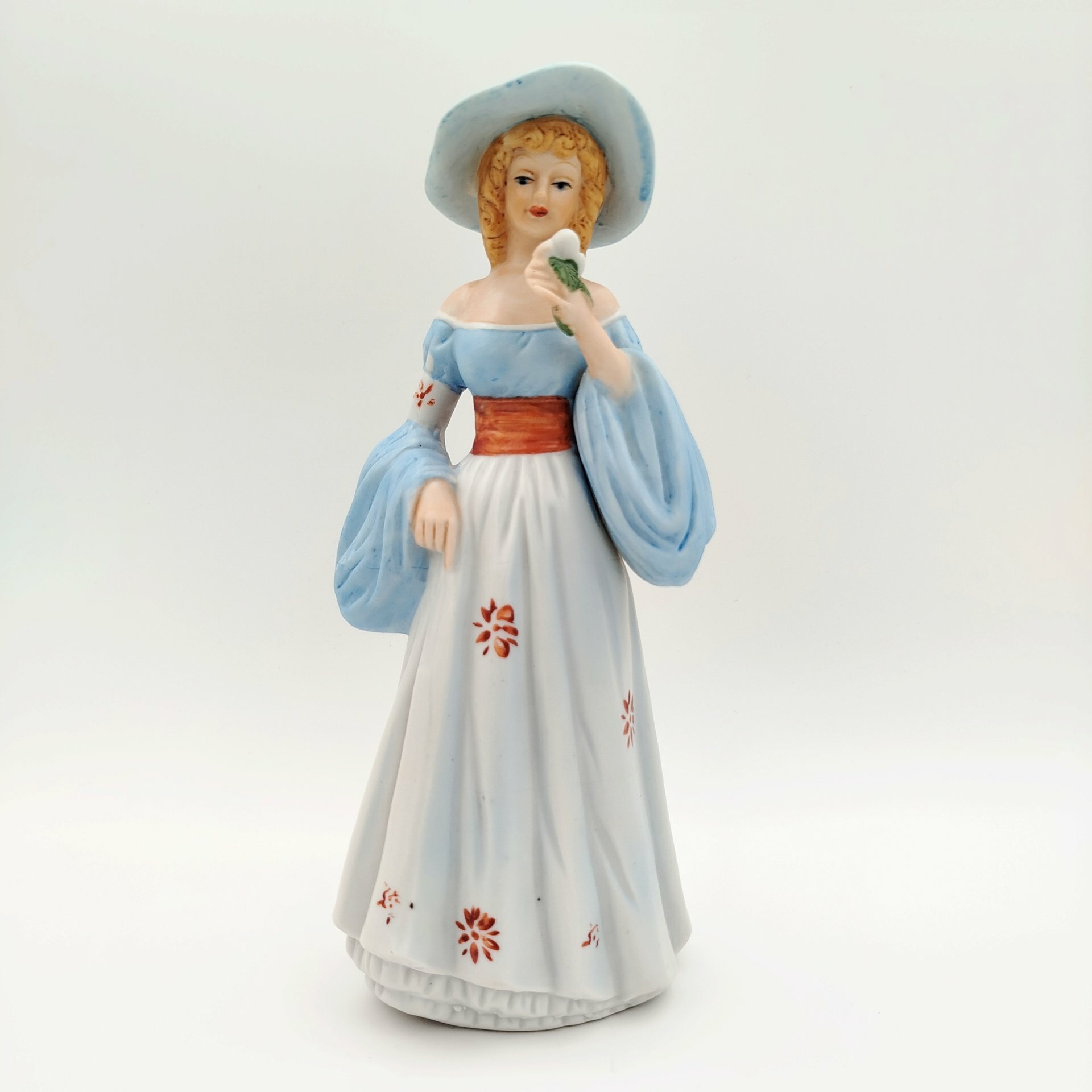 Статуэтка на круглом основании "Барышня в шляпке с цветком в руках", бисквит