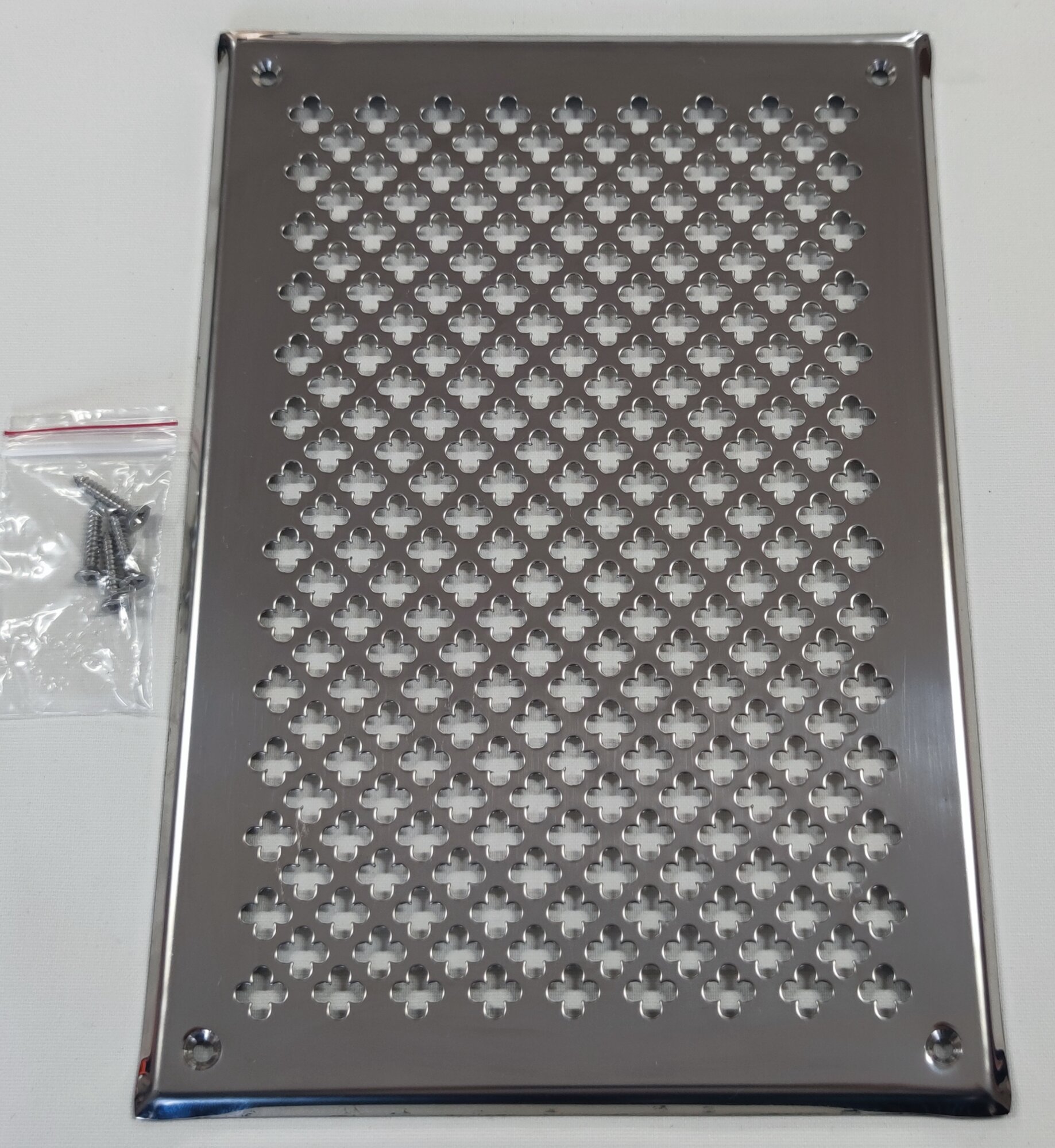 Решетка плоская с подгибом из нержавейки 250х180мм, перфорация крупный цветок 10мм.