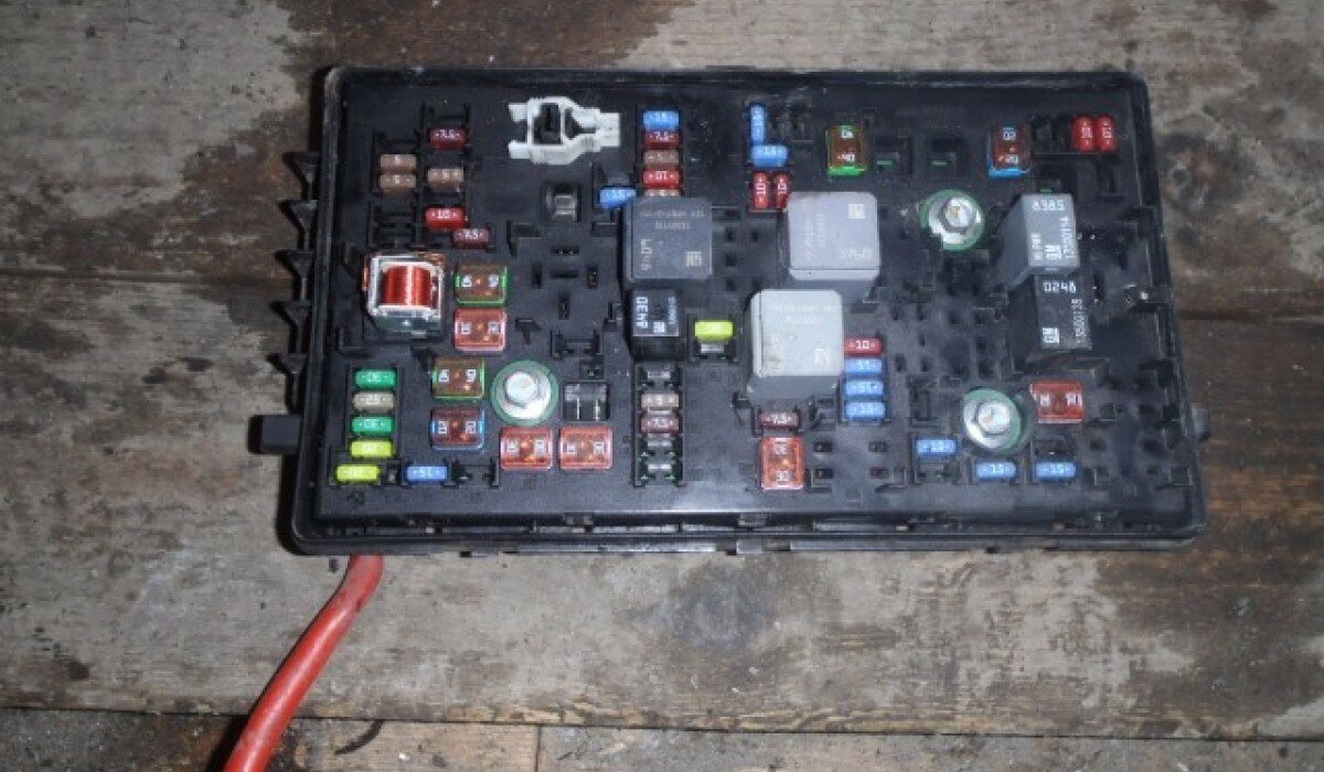 Блок предохранителей Cruze Chevrolet 13222782