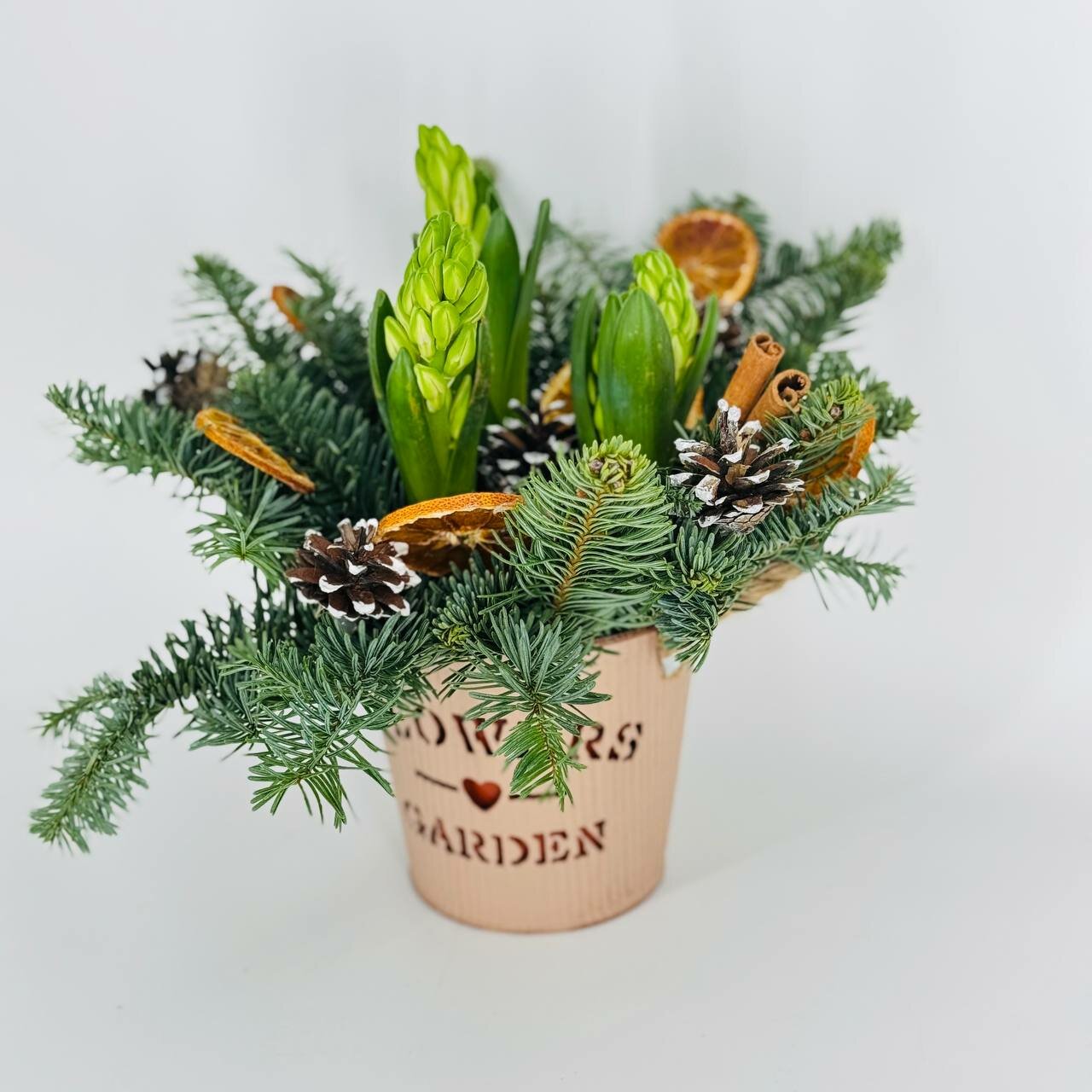 Зимняя композиция первоцветов гиацинт с веточками натурального нобилиса в жестяном ведёрке