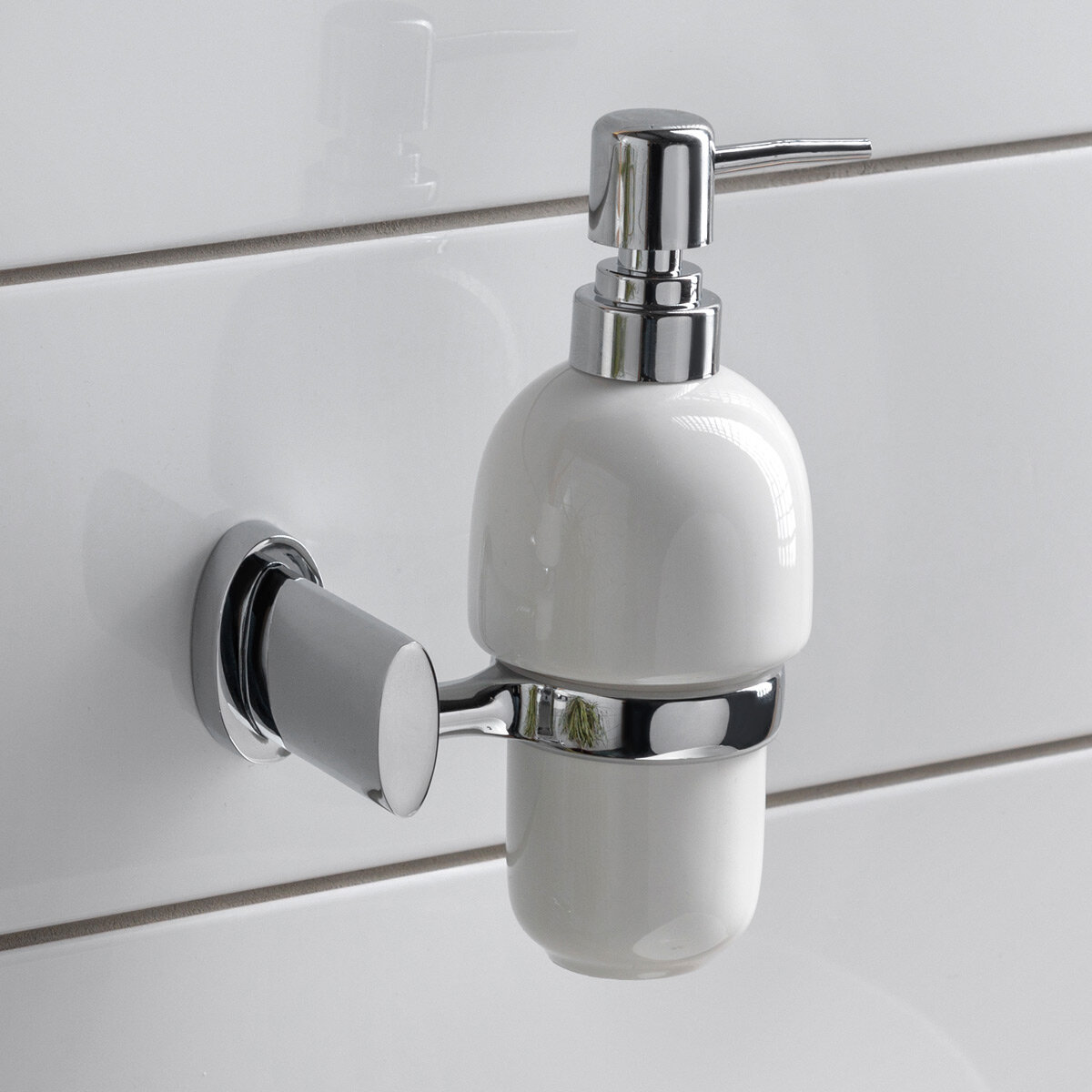 Дозатор для мыла настенный из керамики 350 мл Ellips WESS цвет Хром