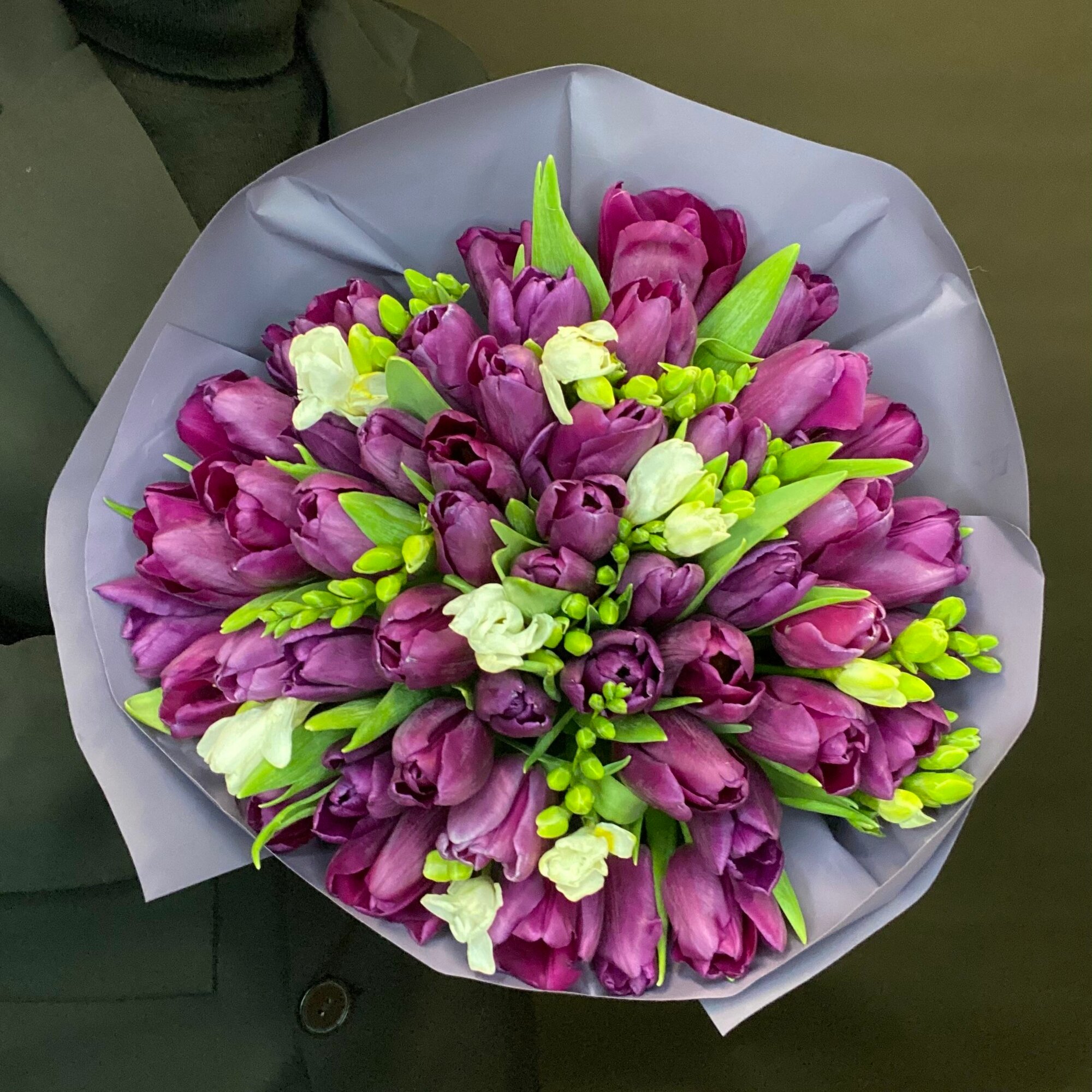 Фиолетовые тюльпаны (тюльпаны 51 шт, фрезия 10 шт), высота букета 45 см