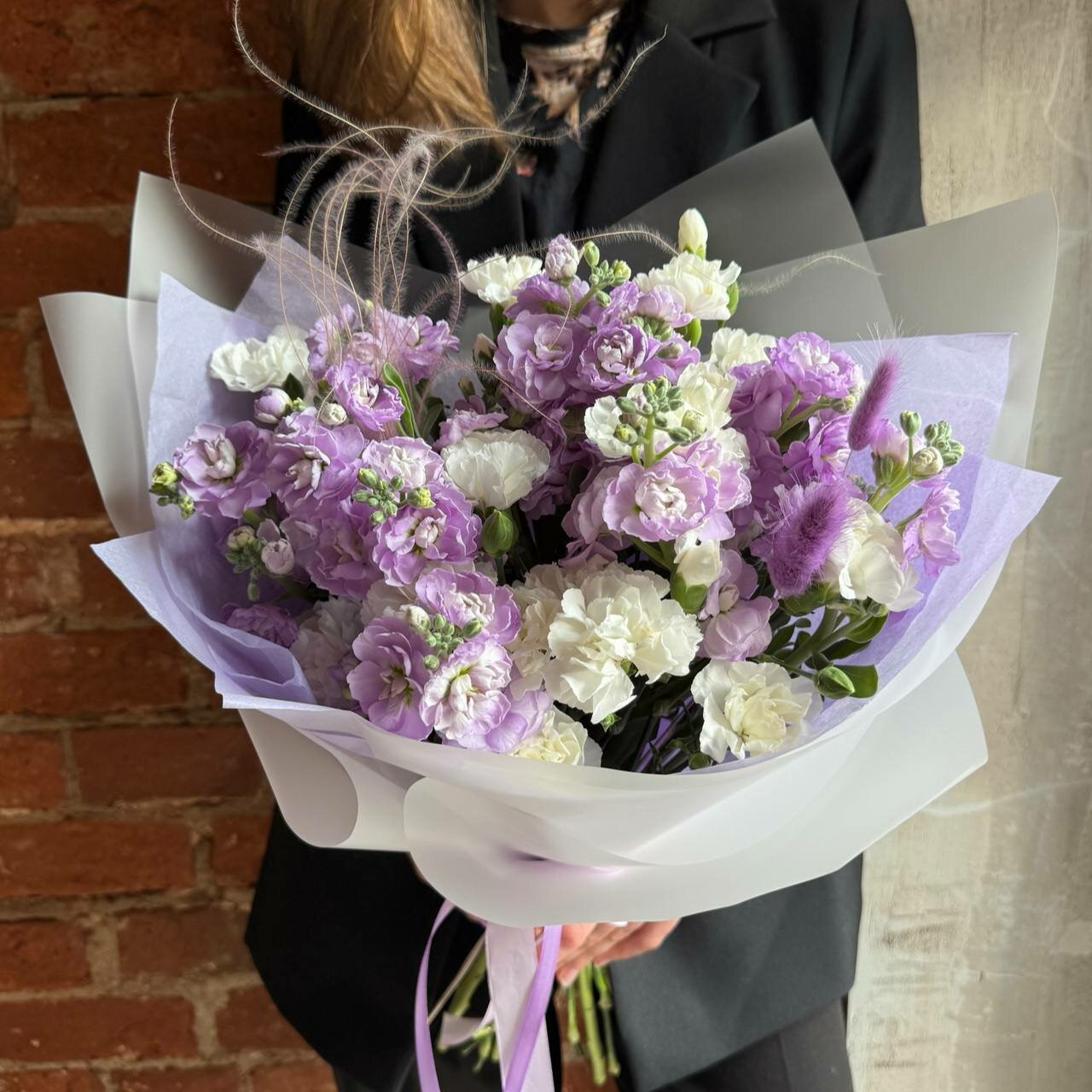 Букет из кустовой маттиолы и кустовых дианутсов