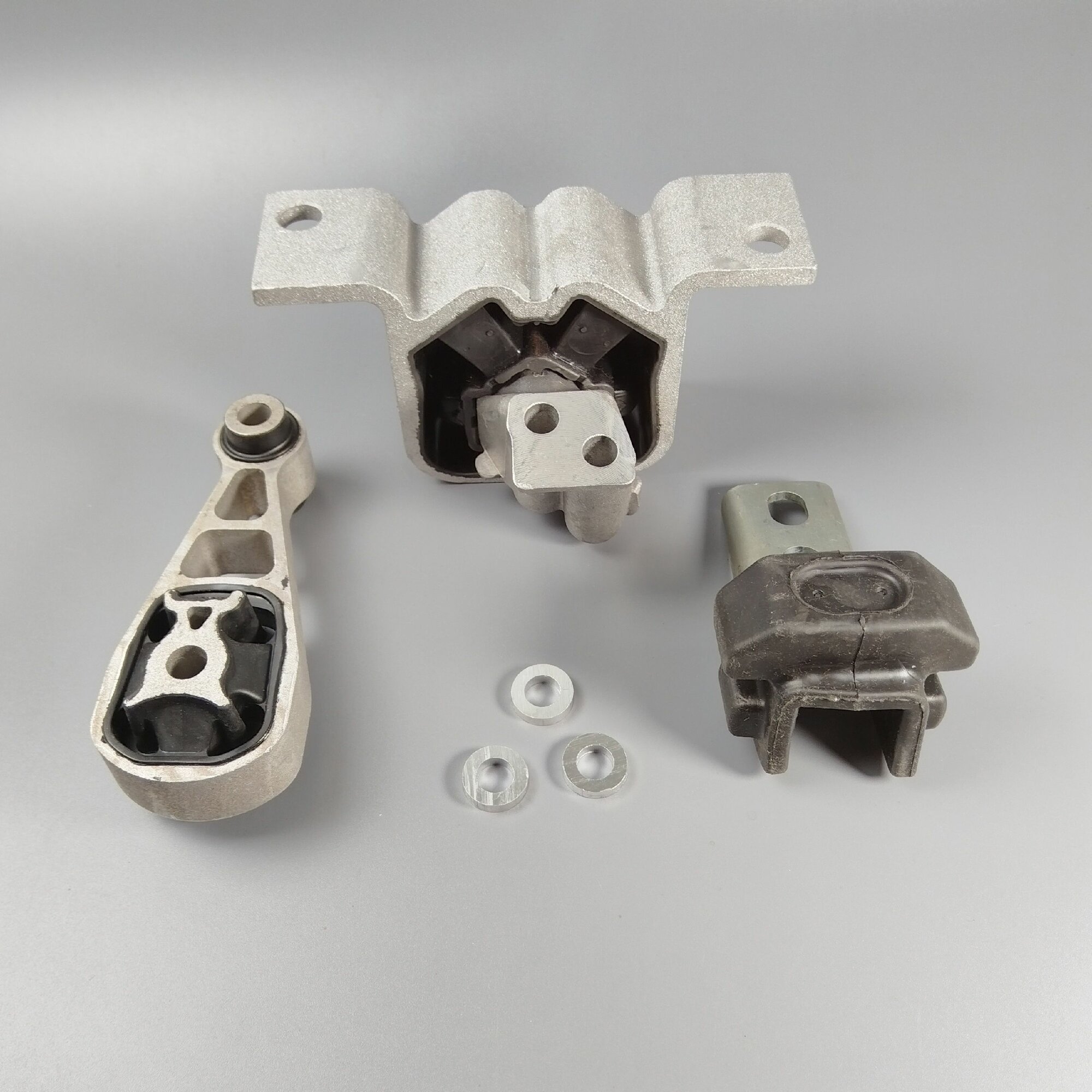 Набор опор двигателя на весту 21179, 21129