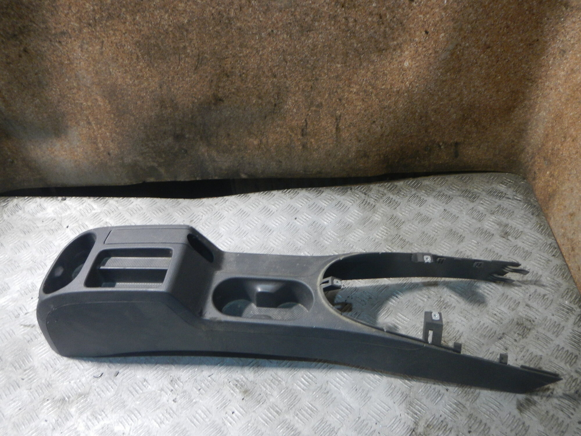 Б/У Консоль, Volkswagen (Фольксваген)-CADDY (11-) VOLKSWAGEN CADDY (11-) Потертости. 588040 VAG арт. 2K086436371N