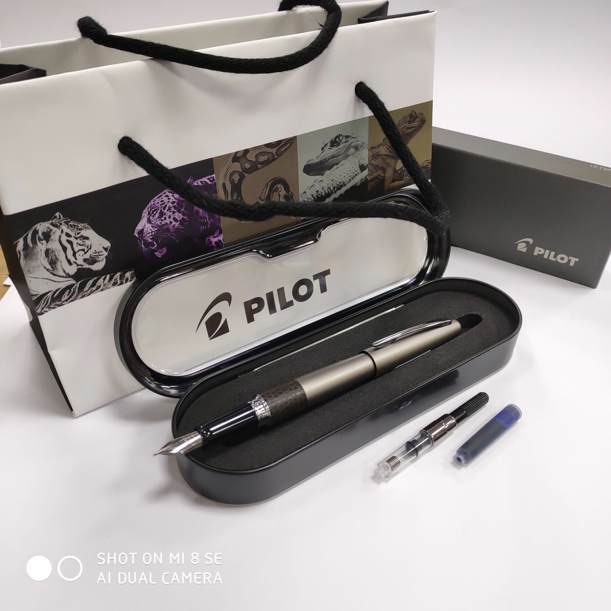 Ручка перьевая "Pilot" с пером M, в подарочной упаковке с поршнем "MR2" бронзовая ящерица.