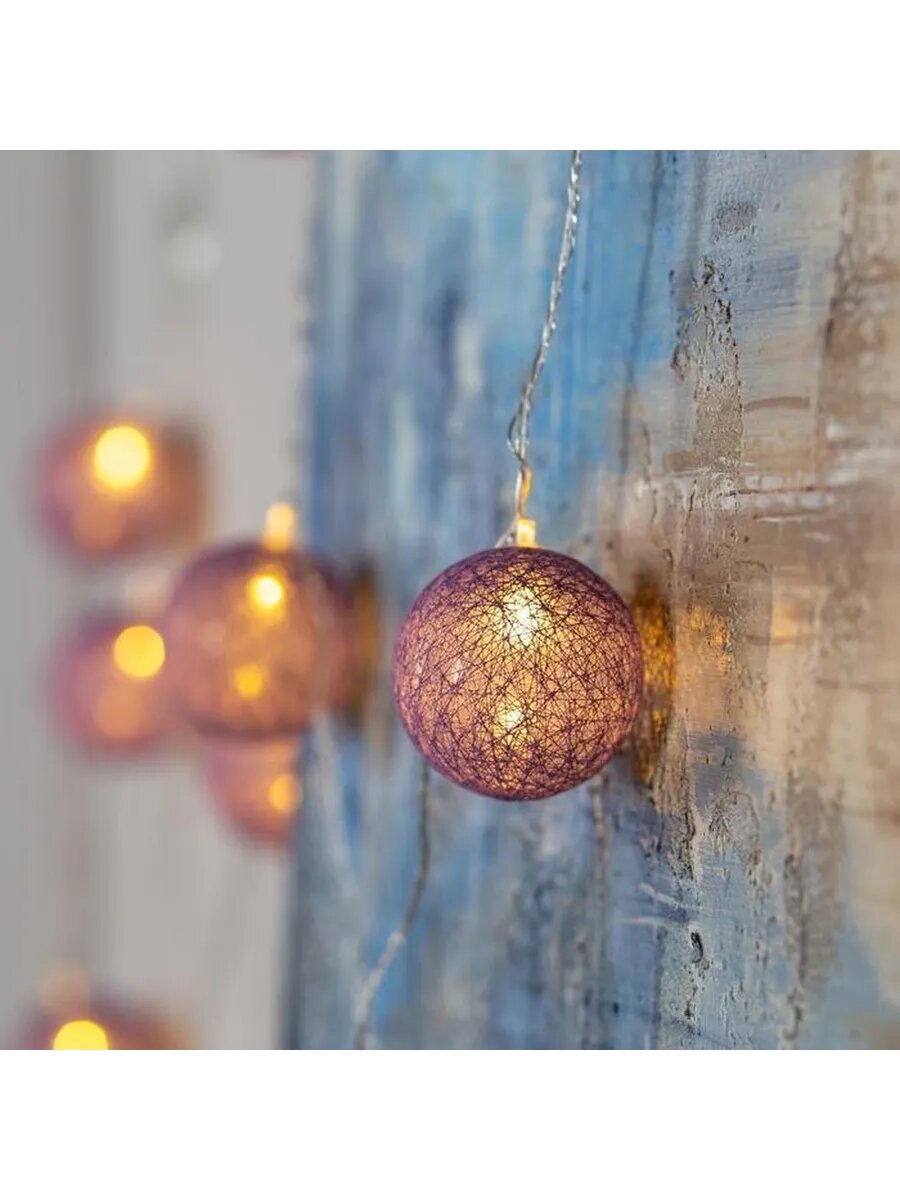 Декоративная световая гирлянда с клубками фиолетового цвета