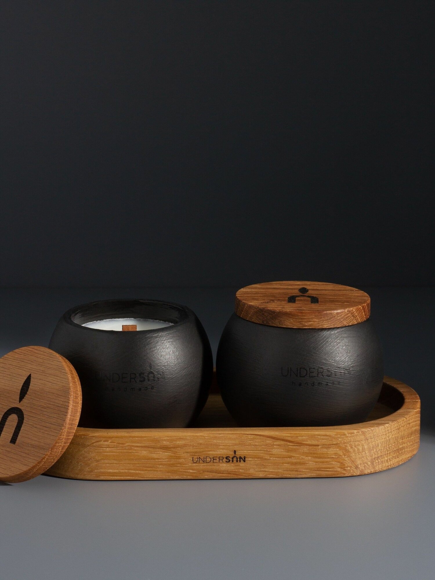 Набор из двух ароматических свечей с подставкой из дуба - YSL Блэк Опиум и Кровь Дракона / свечи для дома / ароматерапия