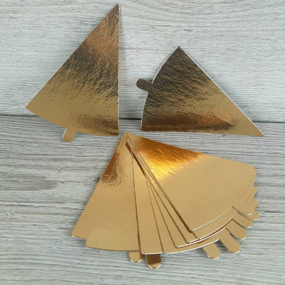 Подложка картонная 0,8мм треугольная золото 12х9см с ручкой уп/10шт