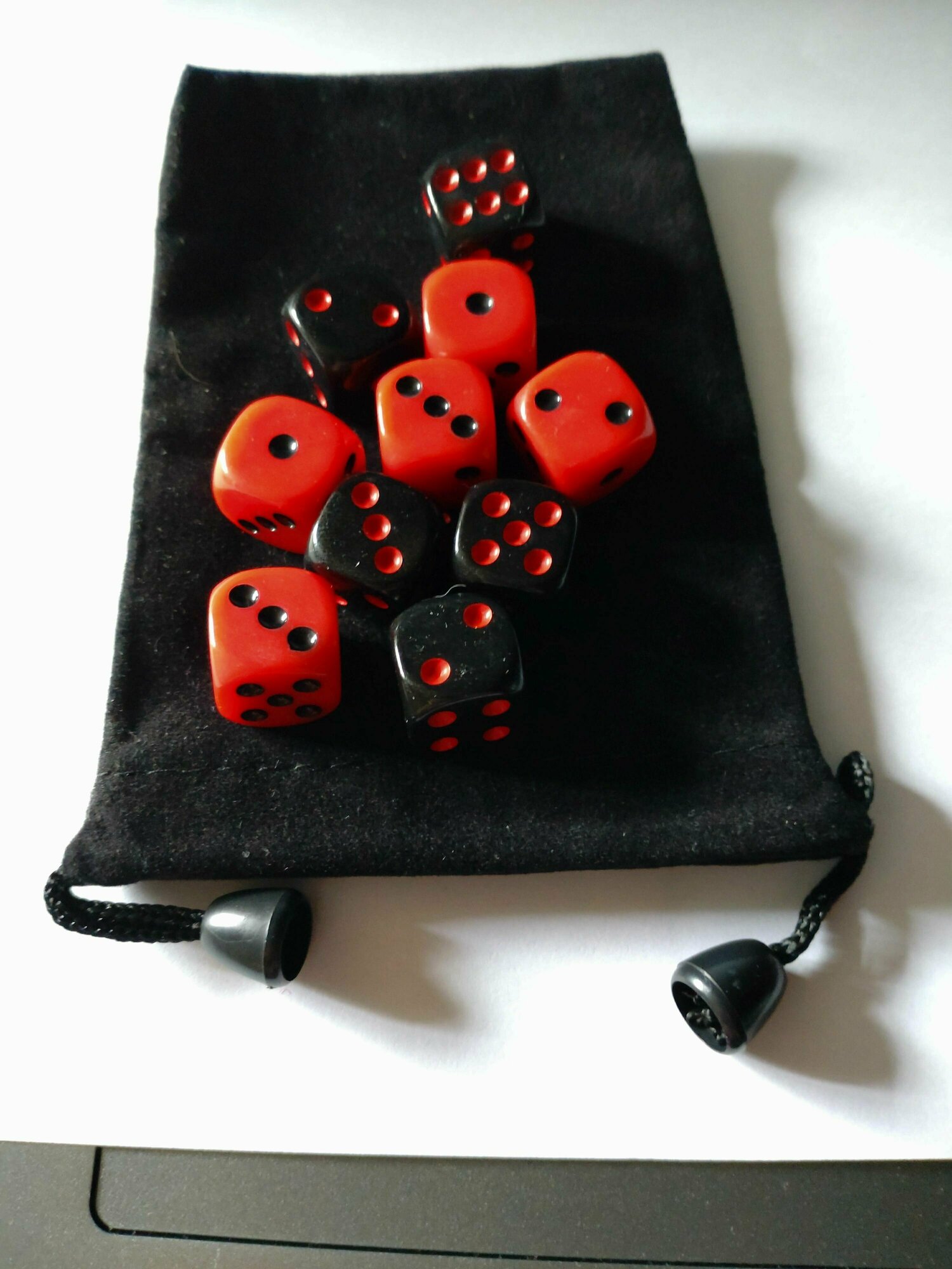 Игральные кубики/кости/ 16 мм. комплект из 5 чёрных + 5 красных + мешочек.