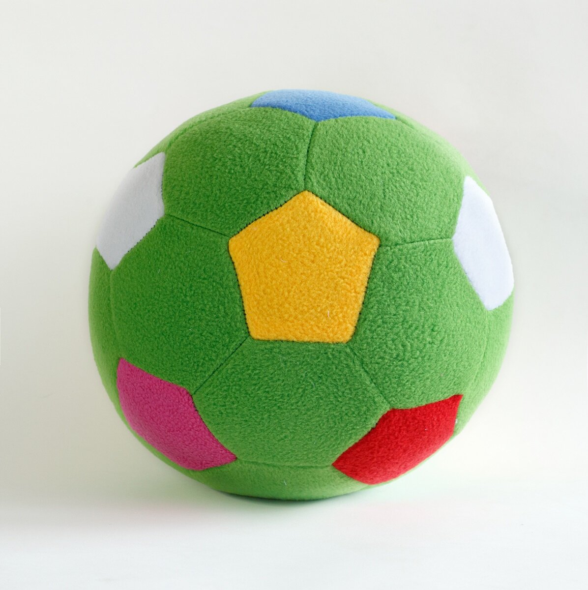 Мягкая игрушка Magic Bear Toys Мяч мягкий цвет светло-зеленый, мультиколор с голубым диаметр 23 см