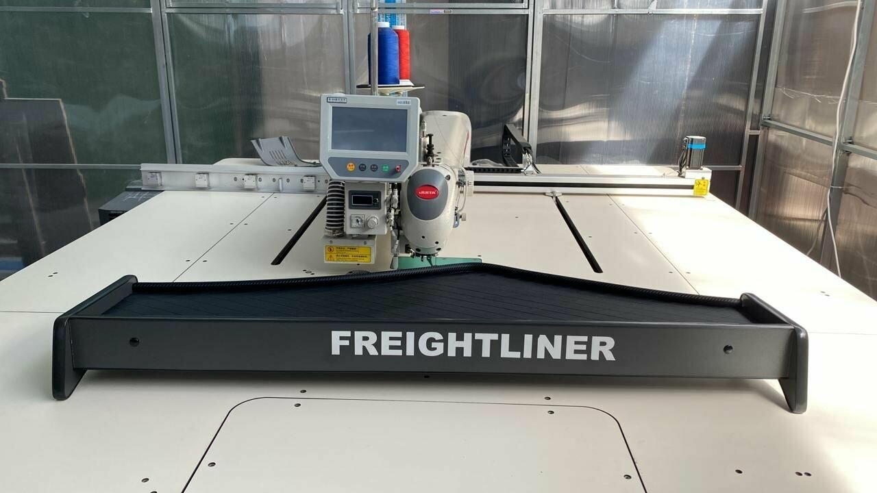 Столик автомобильный для Freightliner Century Ромб чёрный Труба чёрная