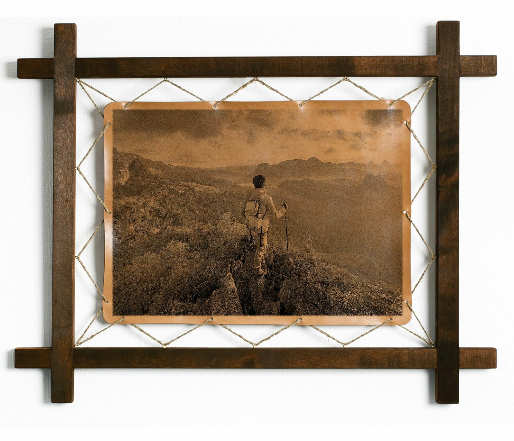 Интерьерная картина из натуральной кожи "Путешественник на горе", декоративное настенное панно в деревянной раме, BoomGift