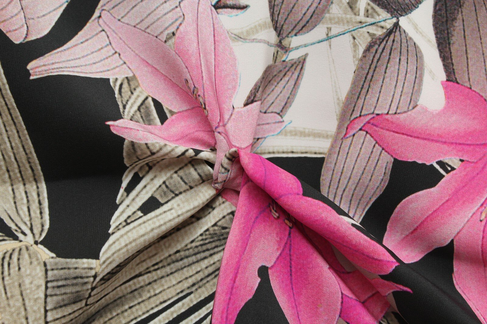 Ткань Шёлковый креп-атлас-кайма розовые лилии на черном с серым, ш132см, 0,5 м