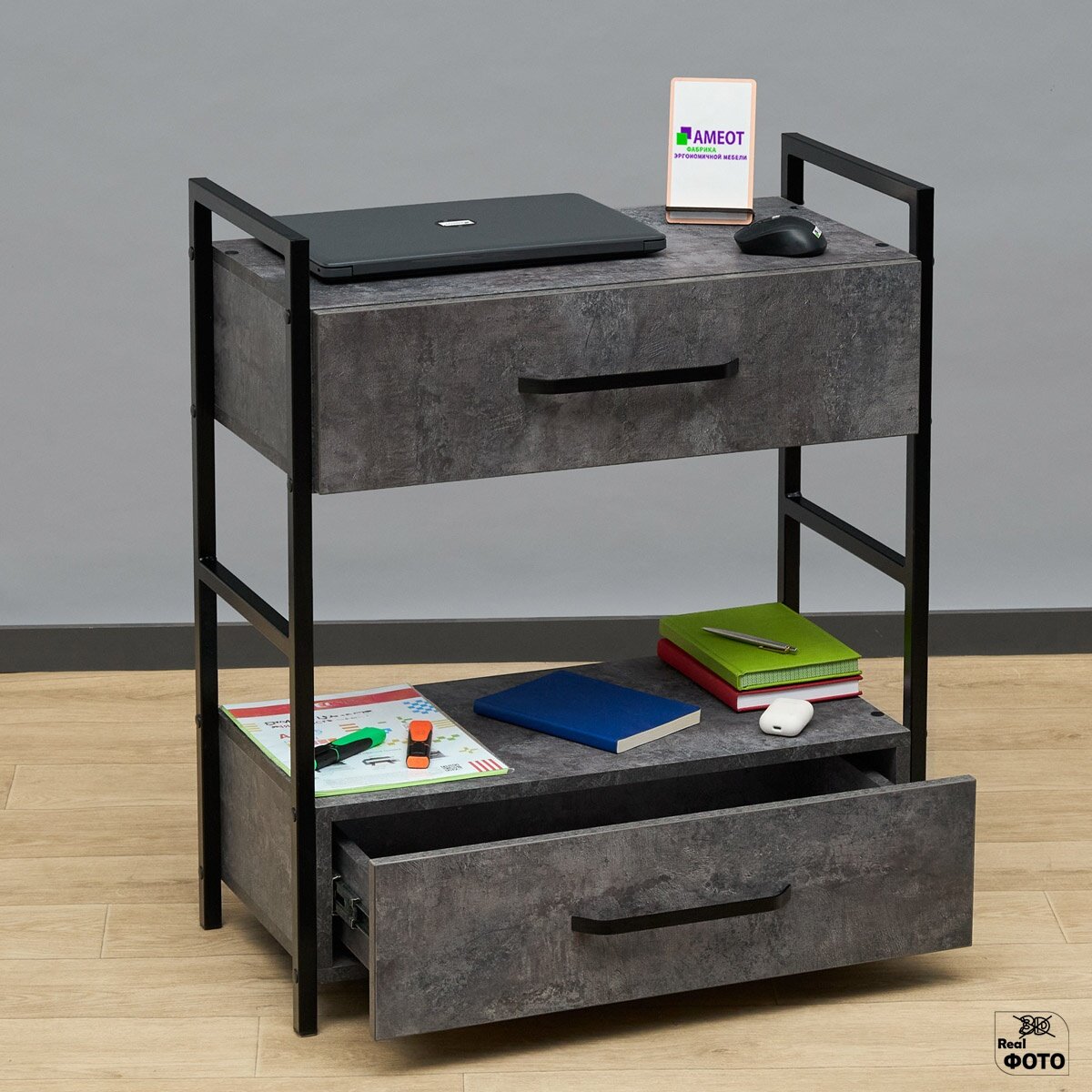 Комод на металлических стойках Сусар 4ЦТ цемент темный ш70/г34/в82