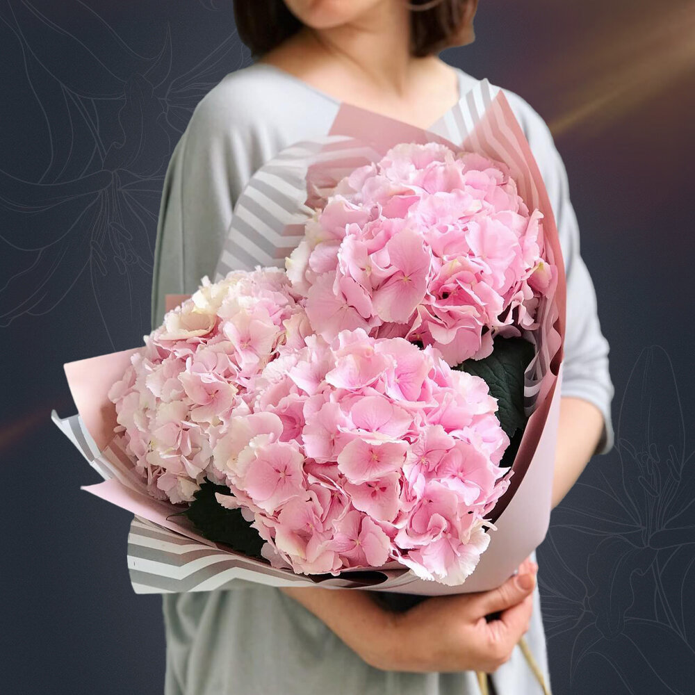 Классический букет из 3 розовых гортензий в корейской пленке от 2name Flowers