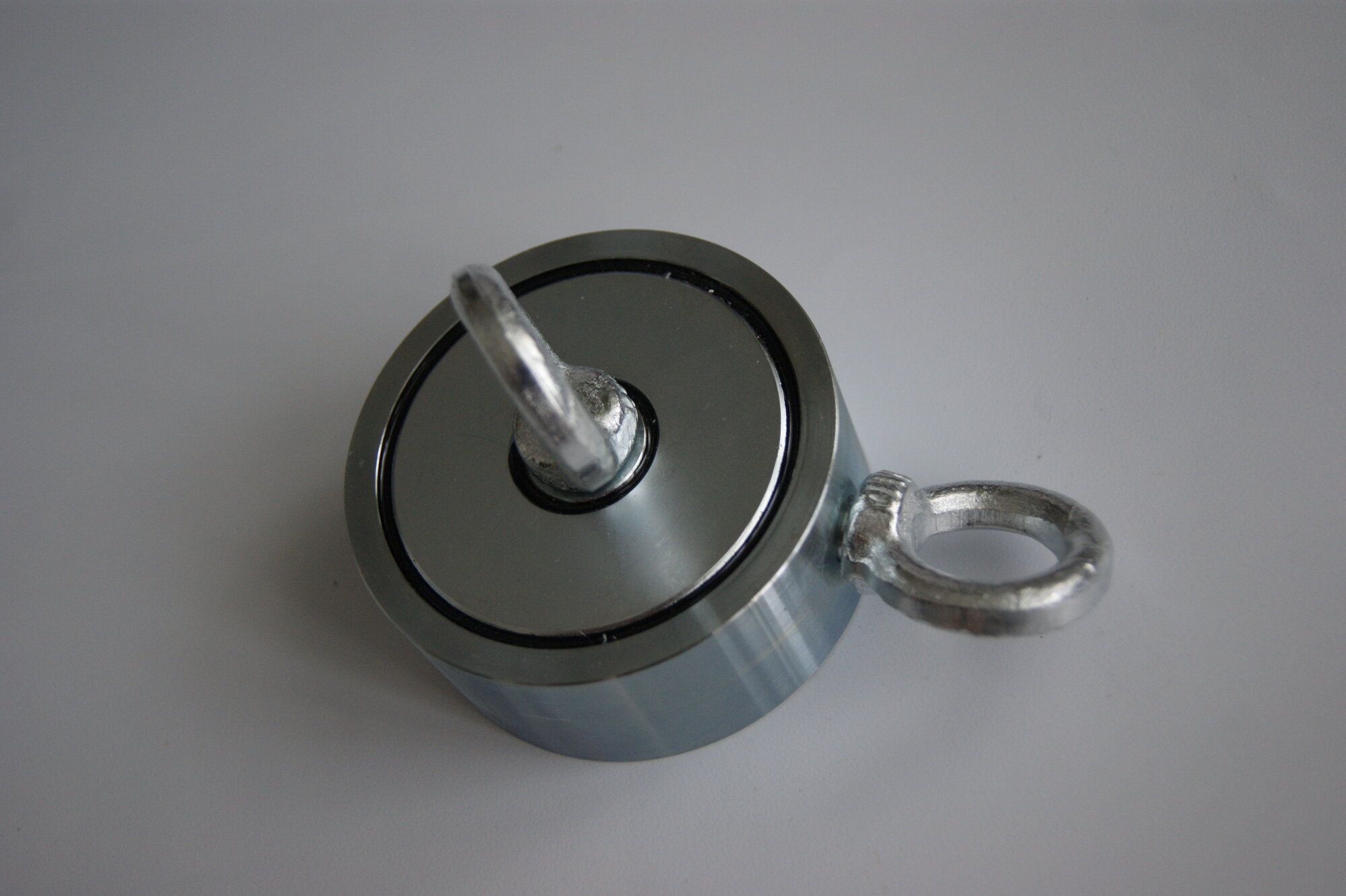 Поисковый , сверхсильный , неодимовый магнит, универсальный, Neodim74, F300х2 кг двухсторонний , с отверстием 8мм , с рым-болтом и контргайкой в комплекте .