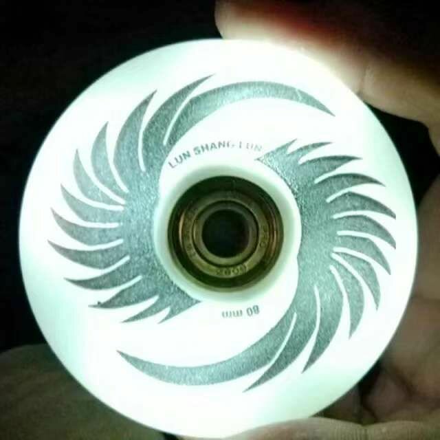 8 светящихся колес для роликов 80мм. Светятся белым. Полнотелые с жесткостью 85а.