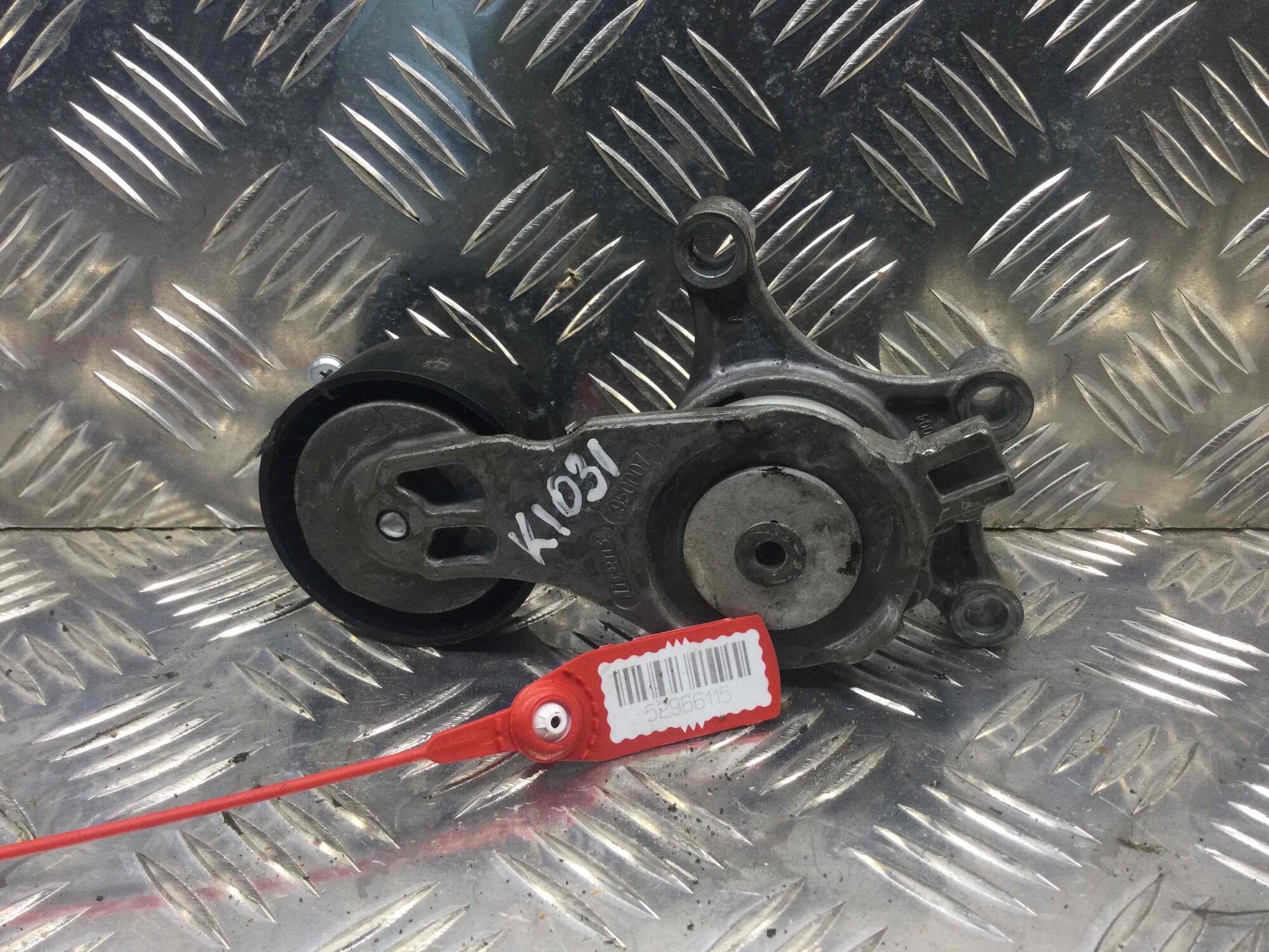 Б/У Натяжитель ремня генератора Citroen C3 Picasso 1 поколение 2008 - 2013 2010 г.