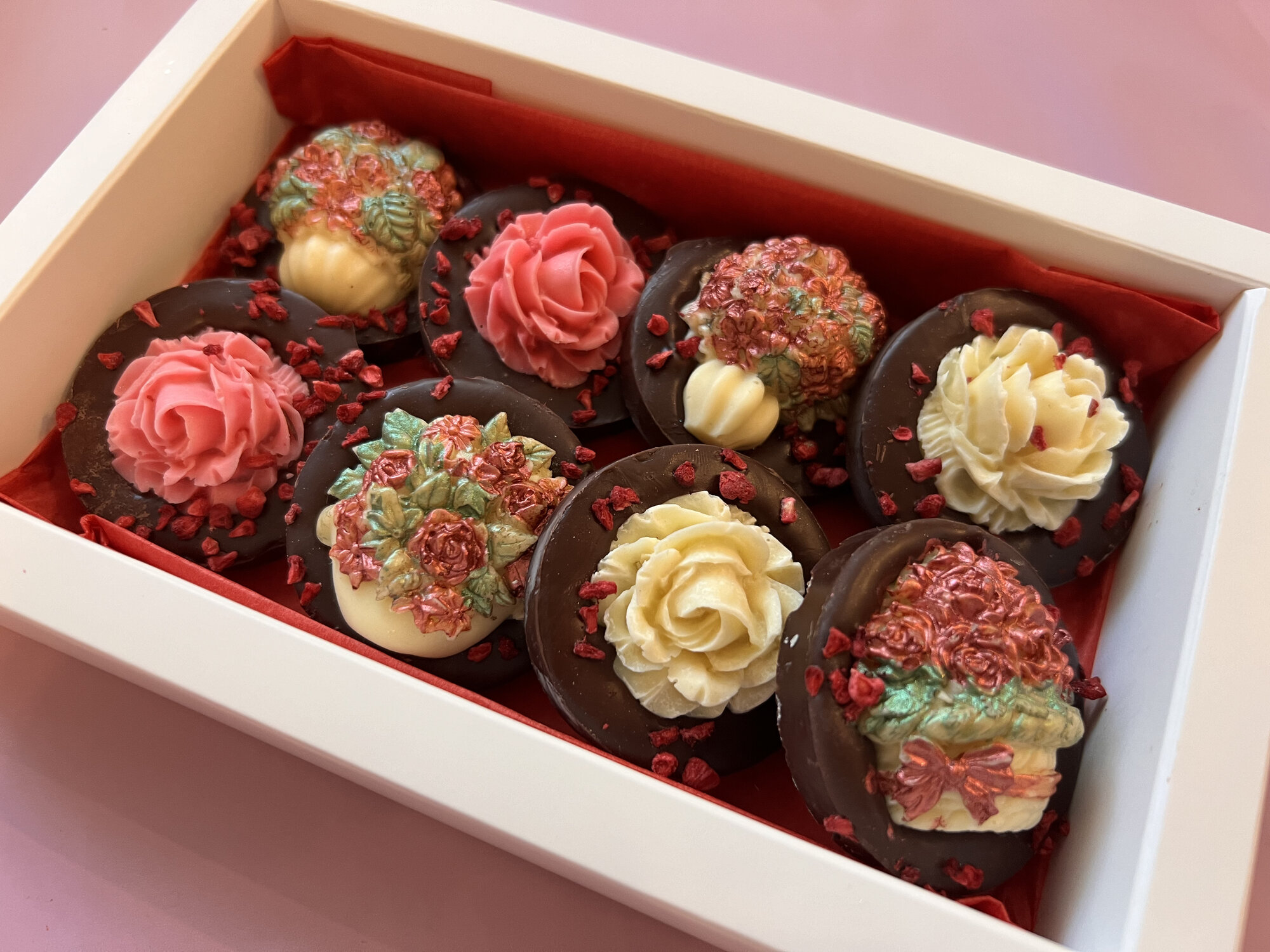 Шоколадный набор "Медианты с цветами", темный и белый шоколад, ручная работа