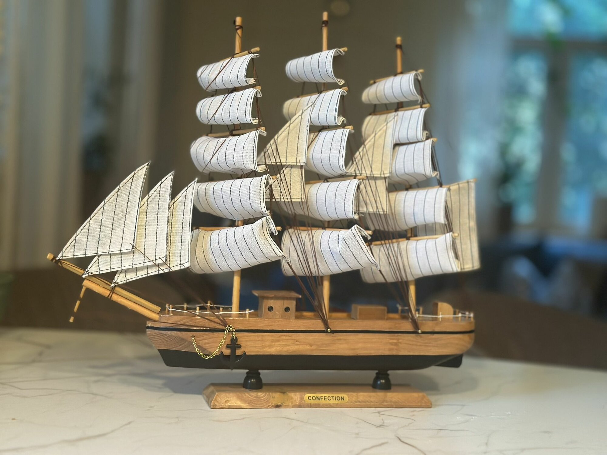 Большой корабль 44 см сувенирный , борта светлые, паруса белые с полосой