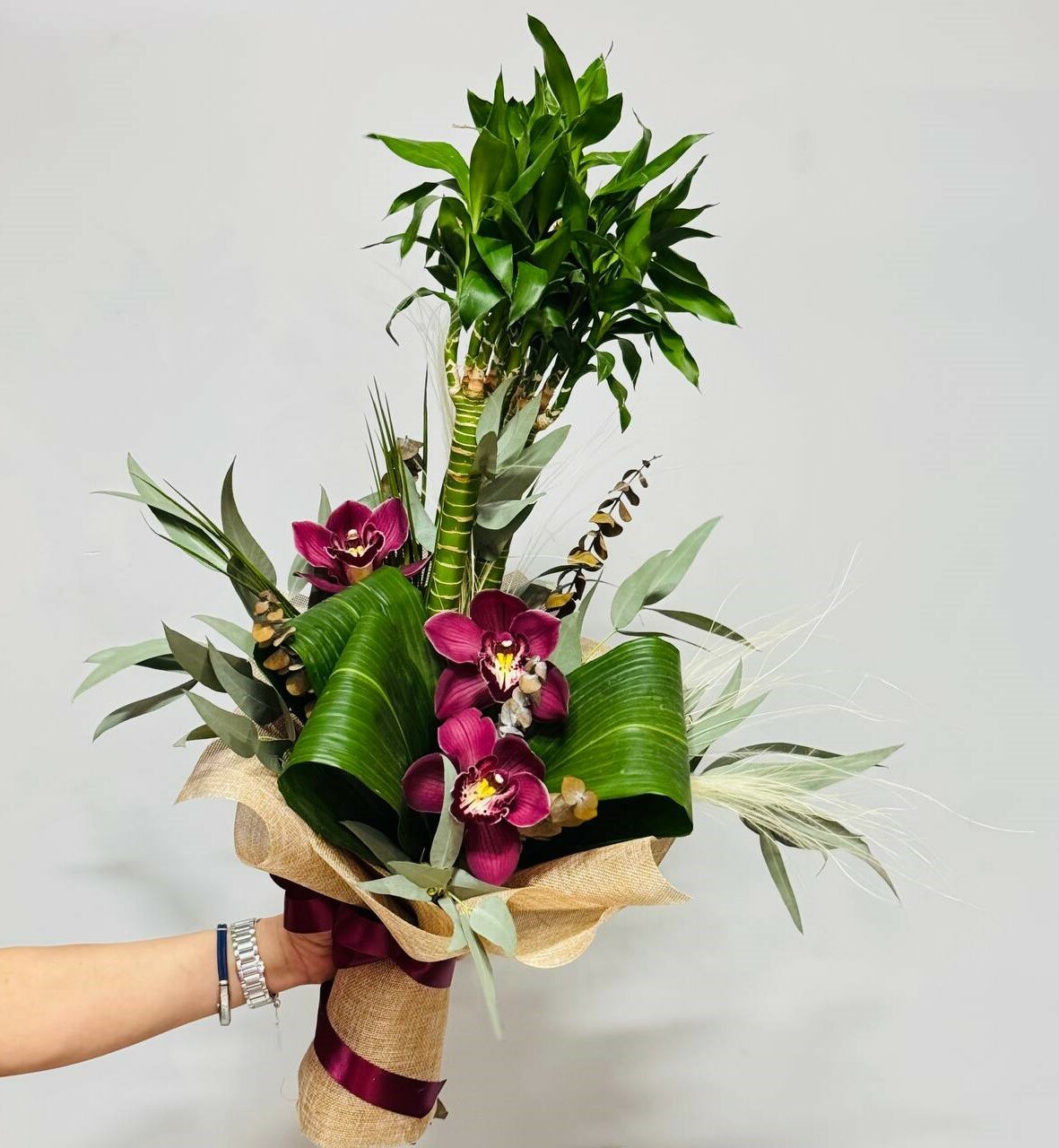 Букет из орхидей, аспидистра, робелини, ковыля, веточек эвкалипта и бамбука. Дизайнерская композиция