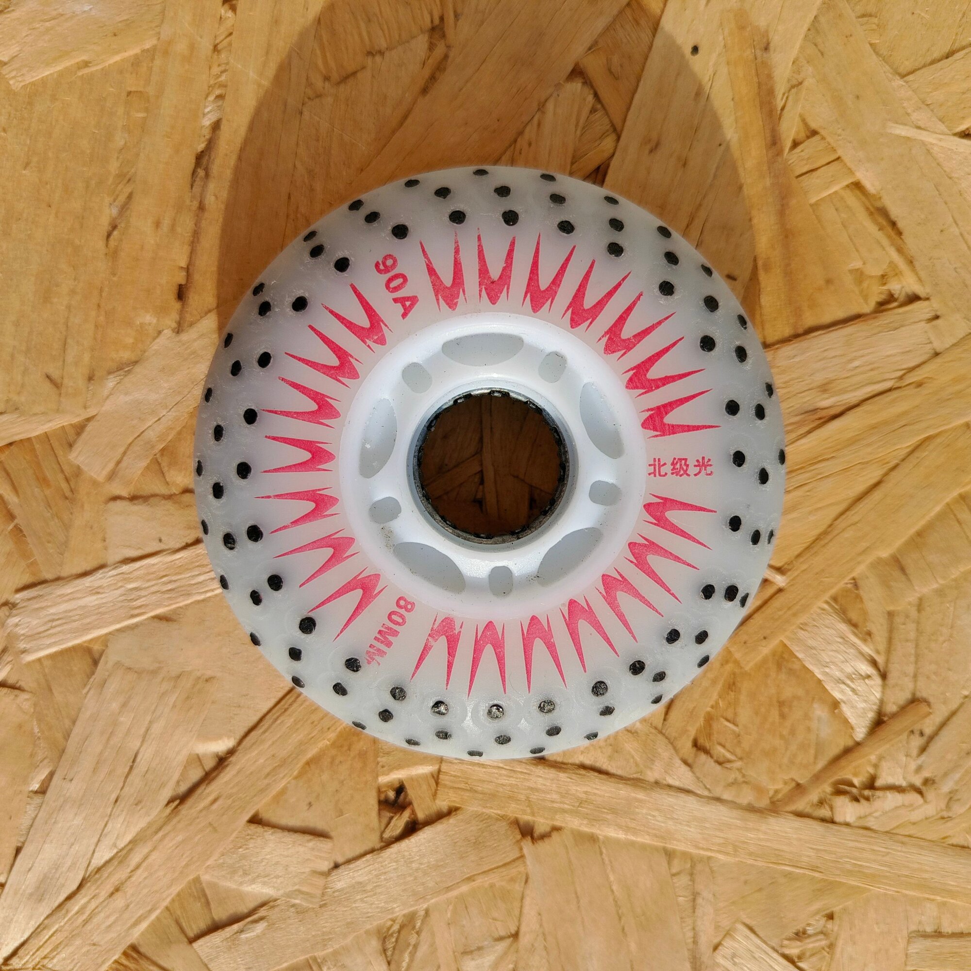 Колеса светящиеся красным и искрящие 80мм (4 шт.) 85а жесткость, 150 кремниевых вставок.