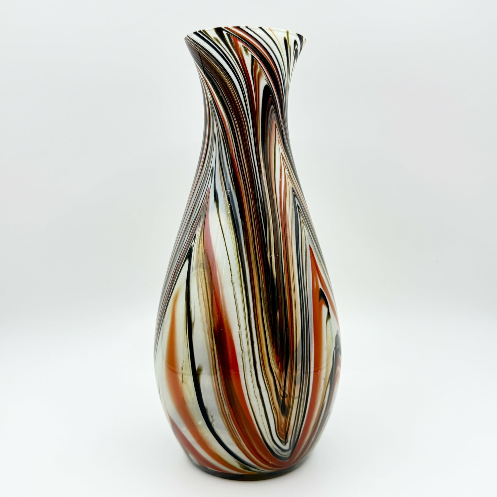 Ваза, украшенная абстрактным декором