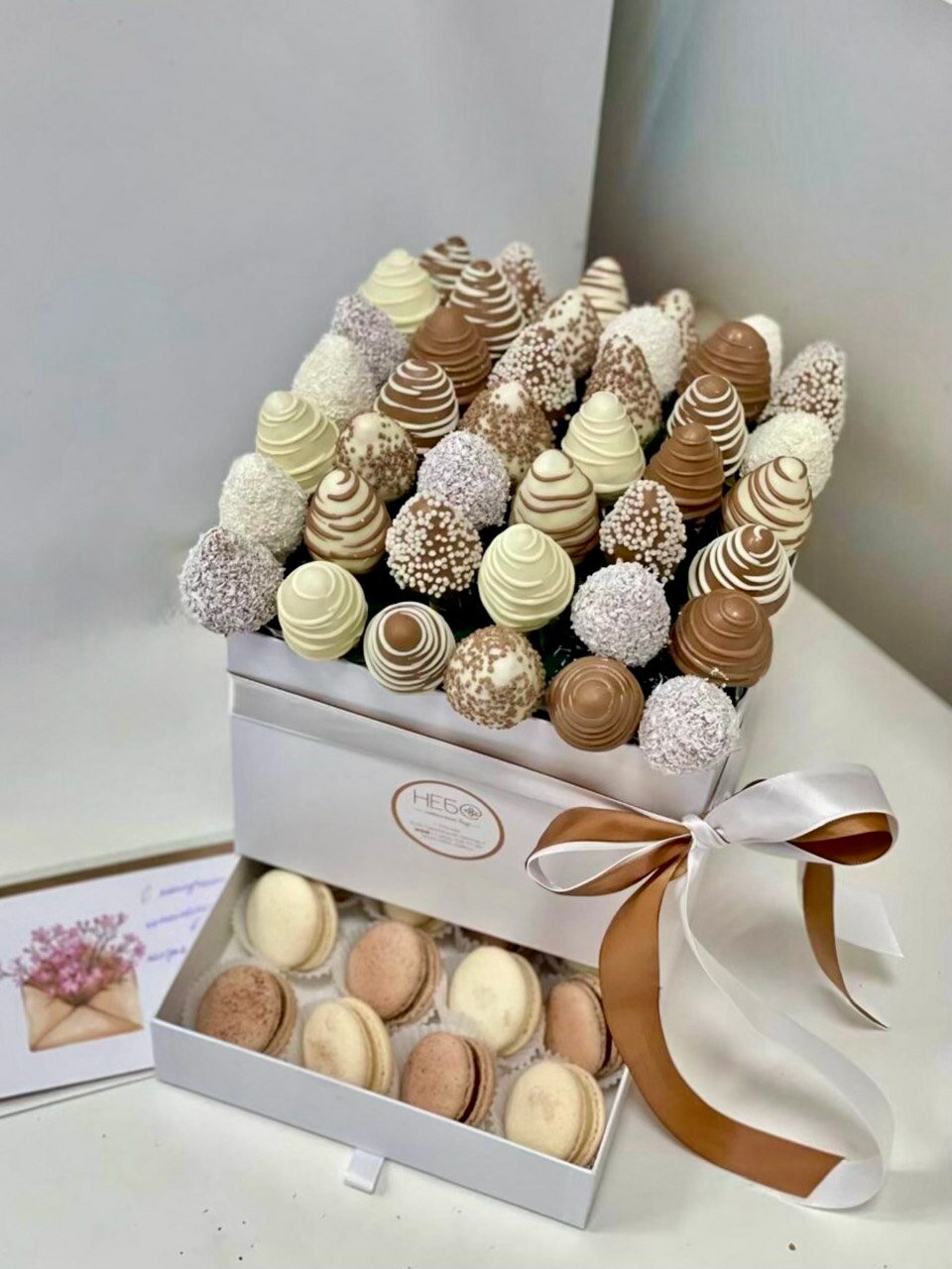 Шкатулка с клубникой в белом и молочном шоколаде, кокос, белый рис, темный рис, 16 макаронс, White & Choco 1, L размер