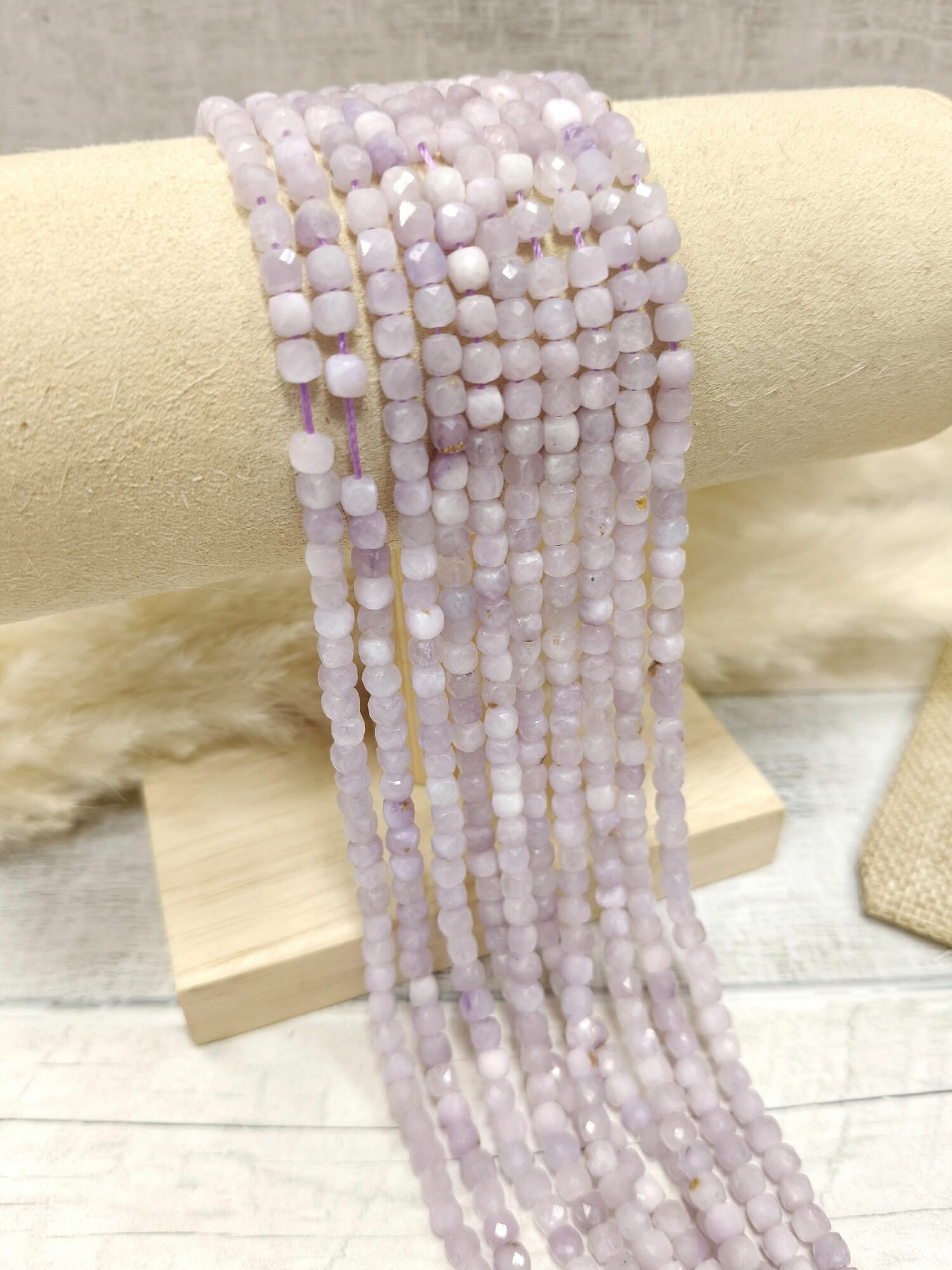 Бусины кунцит A кубик граненый 4 х 4 мм (нить 39 см), Suntrim