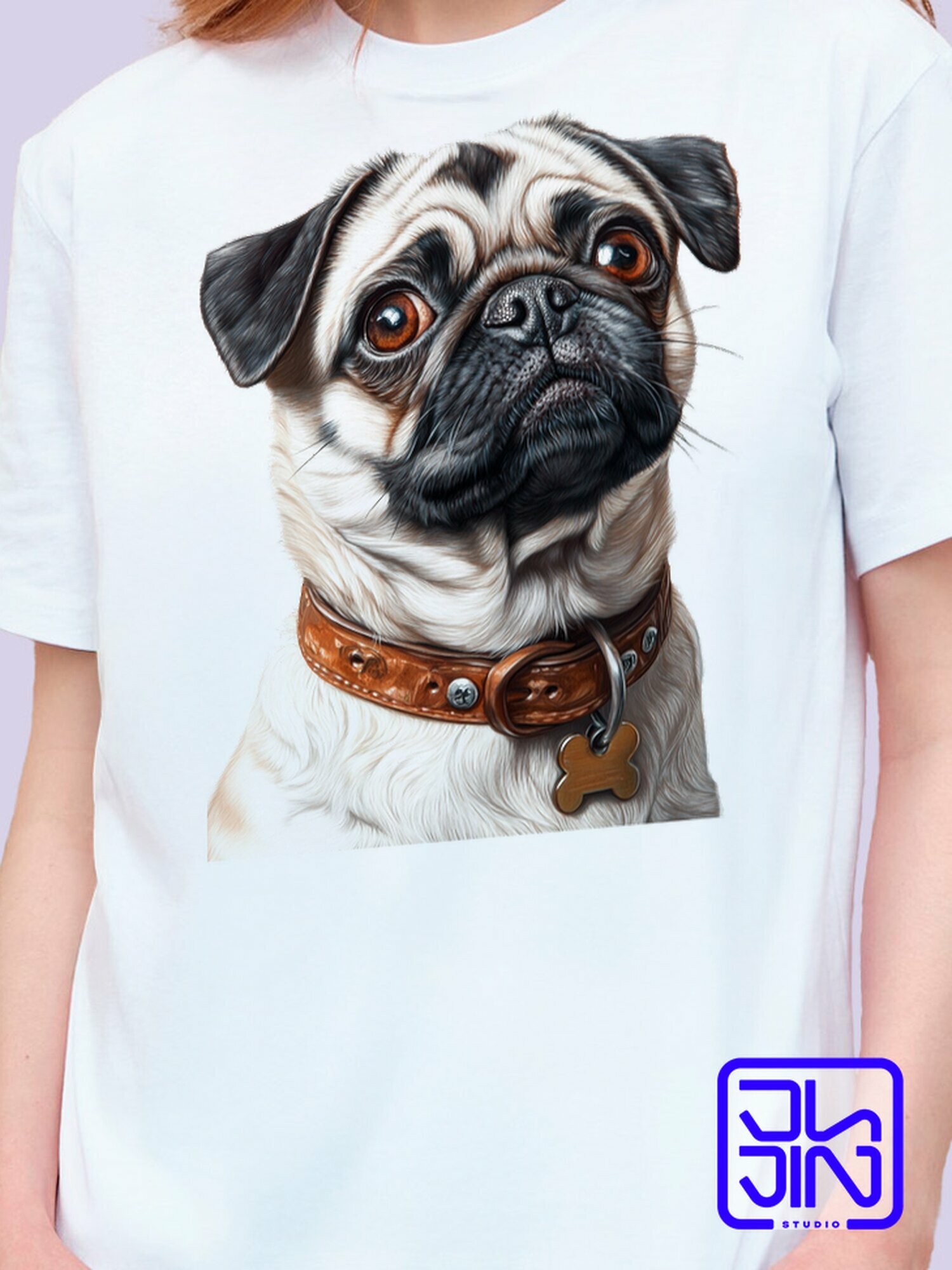 Футболка классическая женская с авторским принтом Смешной молочный мопс с большими глазами в бежевом кожаном ошейнике, белый хлопковый трикотаж с прикольным рисунком на груди