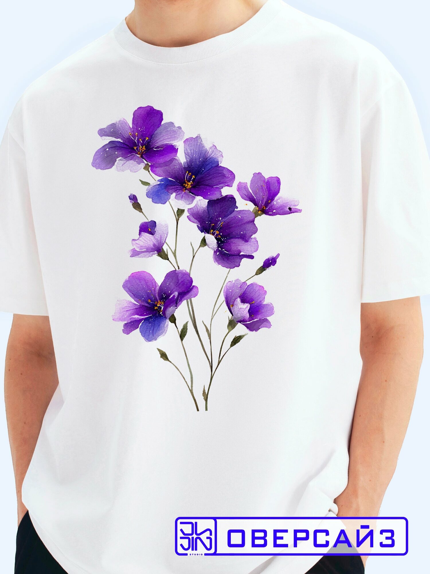 Футболка оверсайз мужская с принтом Букет нежных, изящных фиолетовых цветов на белом фоне природы, белый хлопковый трикотаж с прикольным рисунком на груди