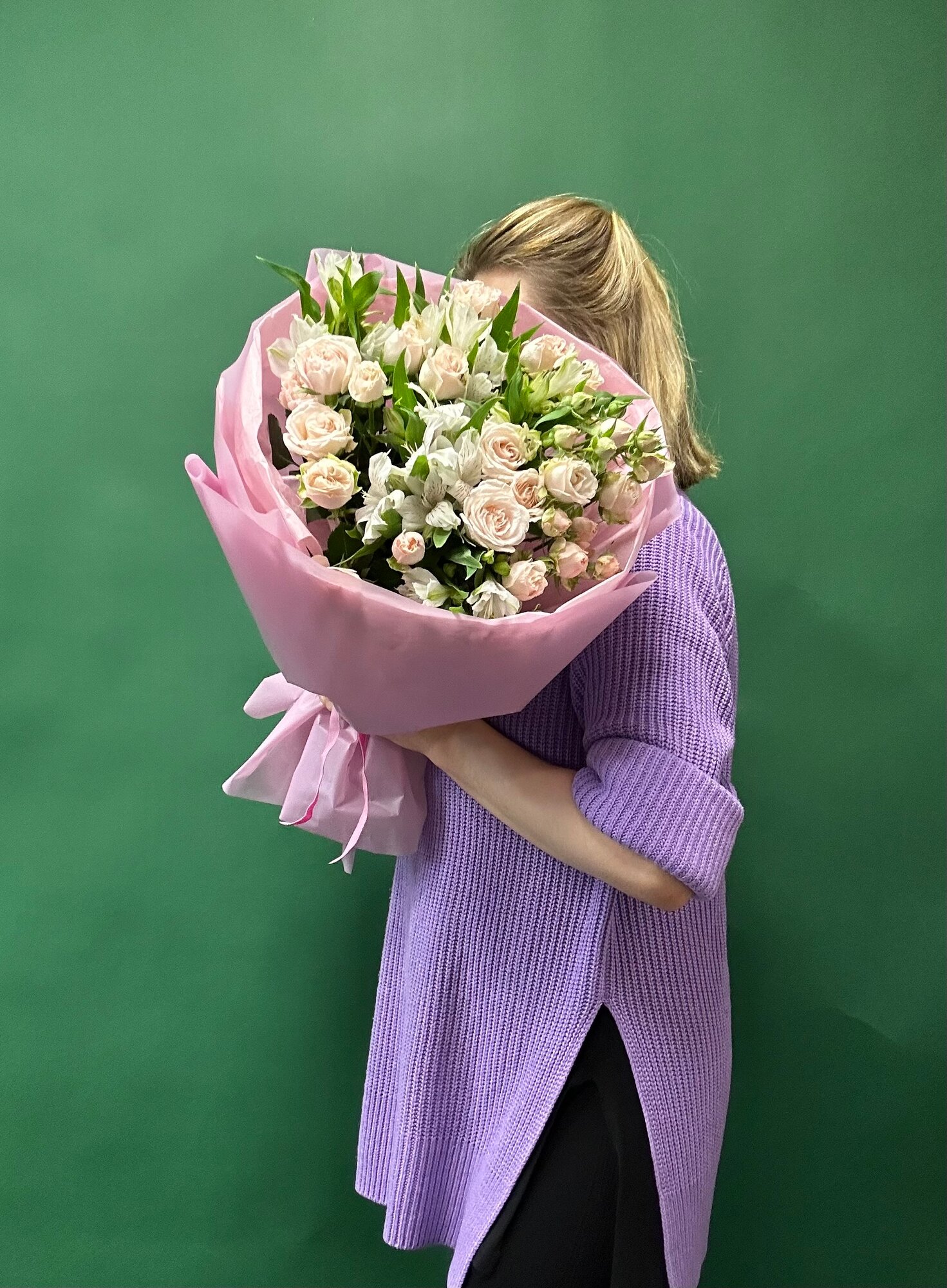 Букет с кустовыми розами бомбастик и нежными альстромериями