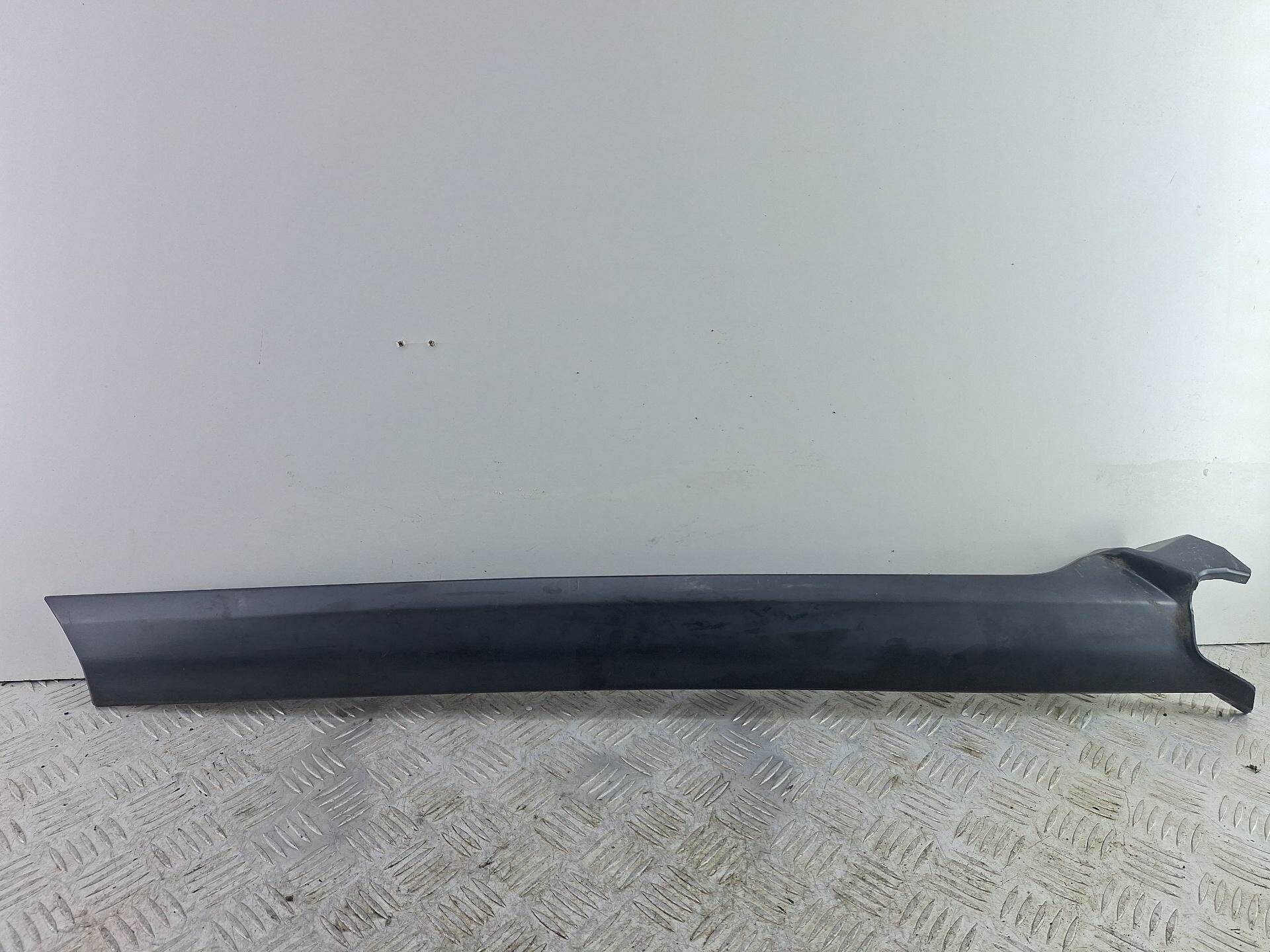 Молдинг лобового стекла левый Land Rover Discovery 3 L319 2007 DCB000156