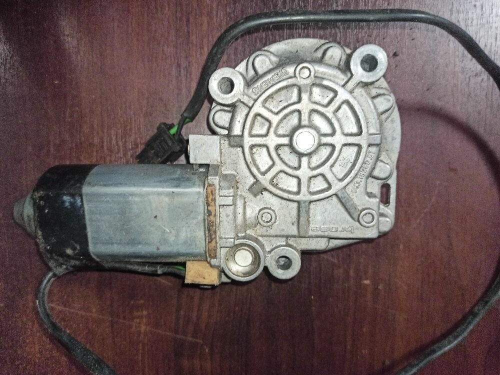 Моторчик стеклоподъемника перед левый Audi 100 A8 4a0959801