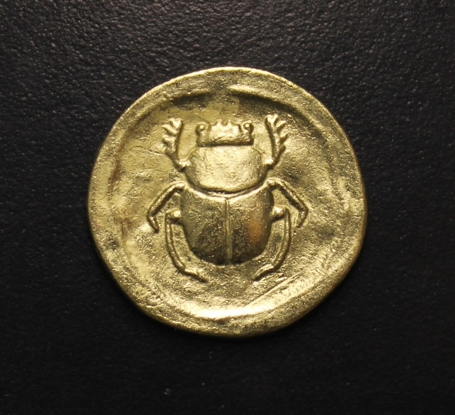 Сувенирная монета Золото магнитного моря "Скарабей" золотой