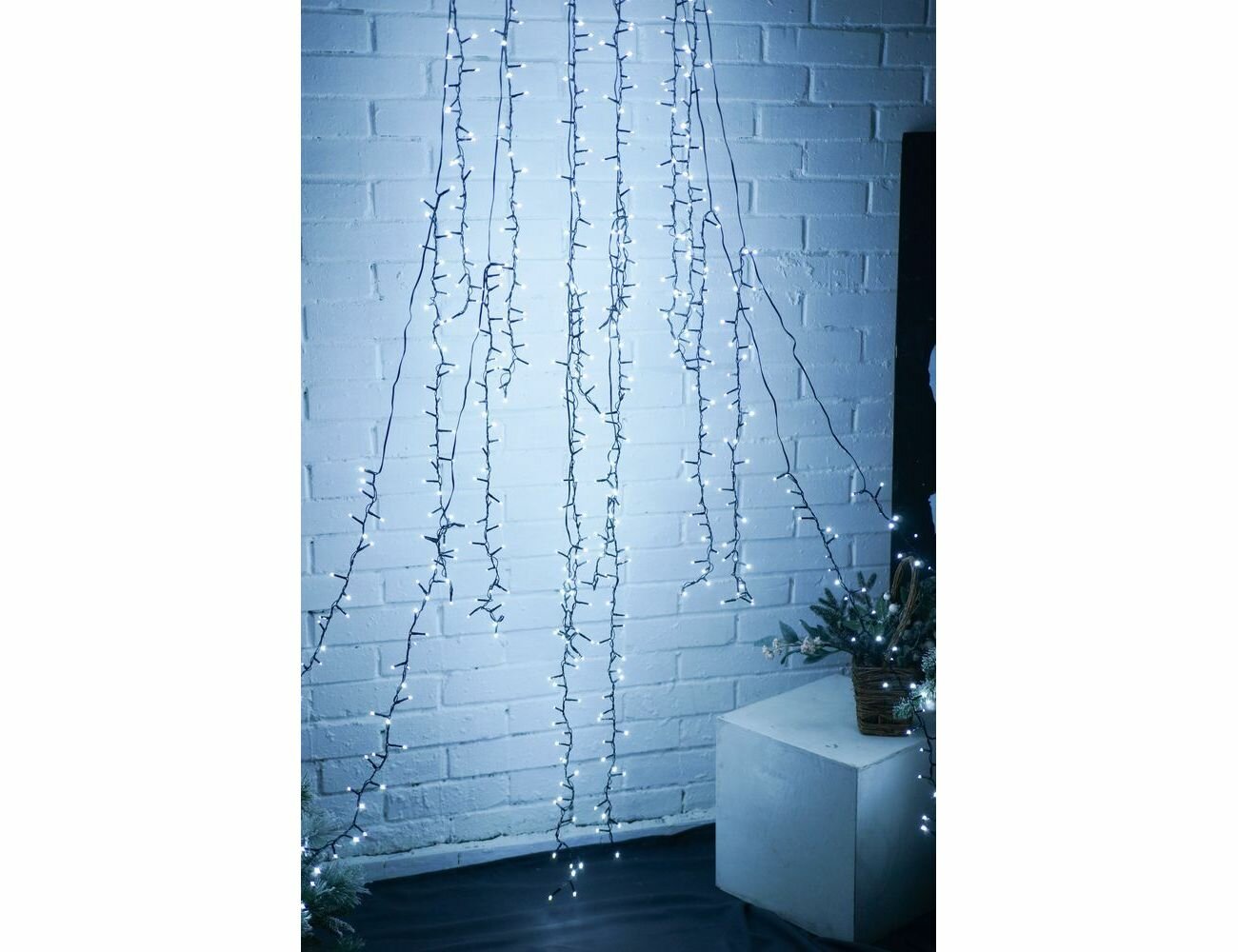 Гирлянда на дерево каскад огоньков, 576 холодных белых LED-огня, 18 'нитей' по 80 см, чёрный провод ПВХ, уличная, Kaemingk 493550